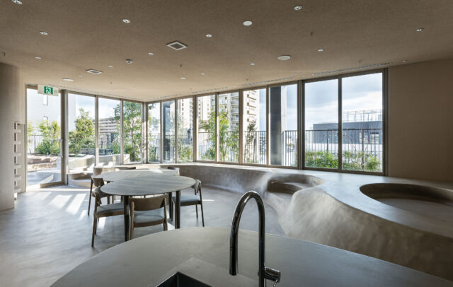 竹中和哉 / 空-KEN design officeによる、大阪市の、多目的スペース「ソソラソウ」。企業ビルの最上階の一角にある交流と発信の場。与件の屋外からのアクセスを活かし、内外も繋げる ...