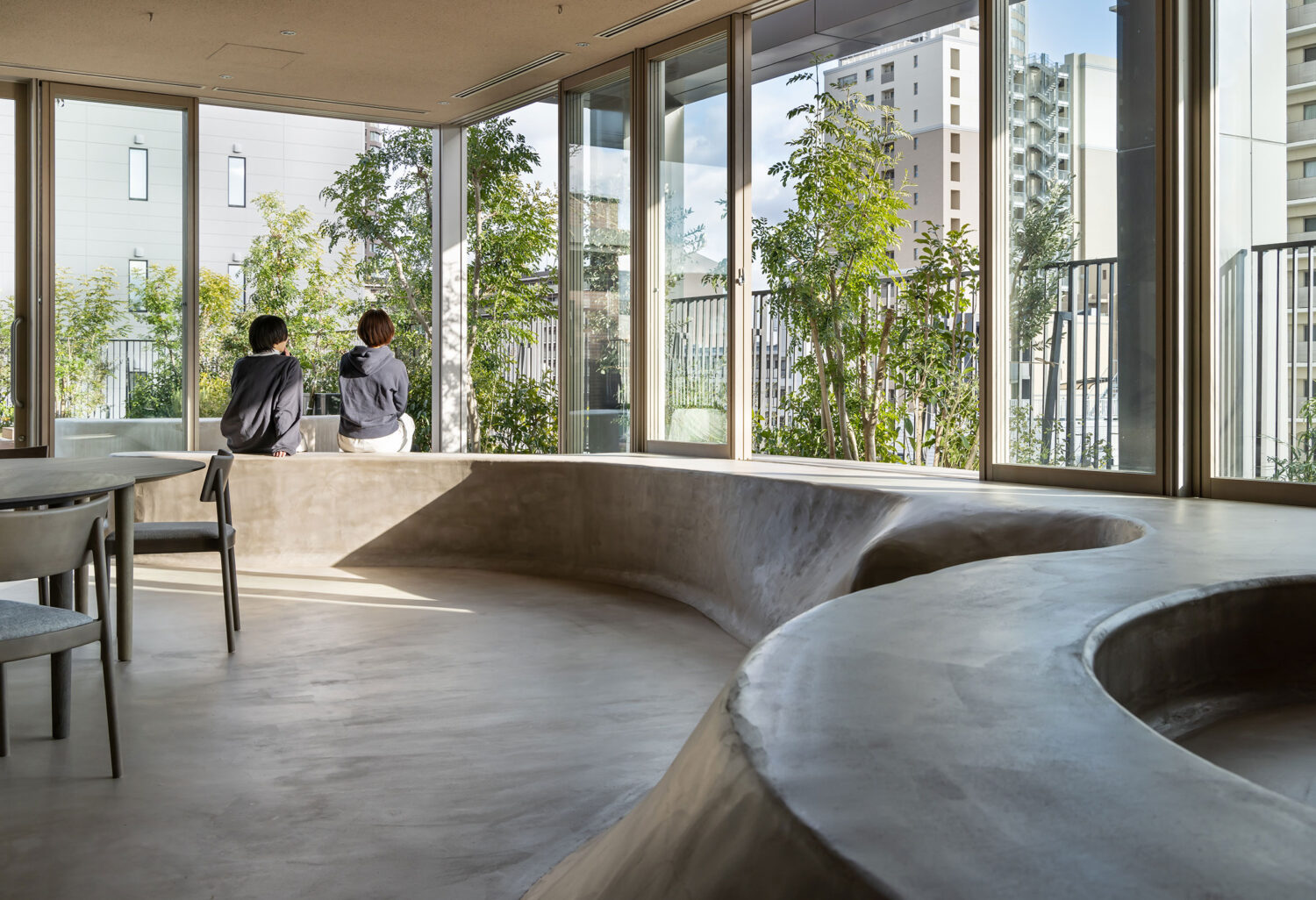 竹中和哉 / 空-KEN design officeによる、大阪市の、多目的スペース「ソソラソウ」。企業ビルの最上階の一角にある交流と発信の場。与件の屋外からのアクセスを活かし、内外も繋げる ...