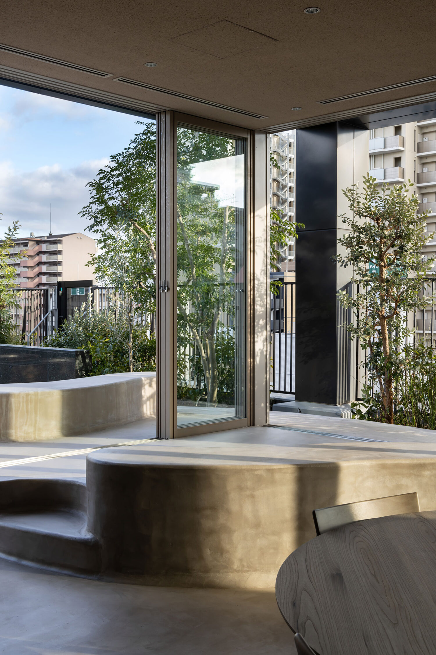 竹中和哉 / 空-KEN design officeによる、大阪市の、多目的スペース「ソソラソウ」。企業ビルの最上階の一角にある交流と発信の場。与件の屋外からのアクセスを活かし、内外も繋げる ...