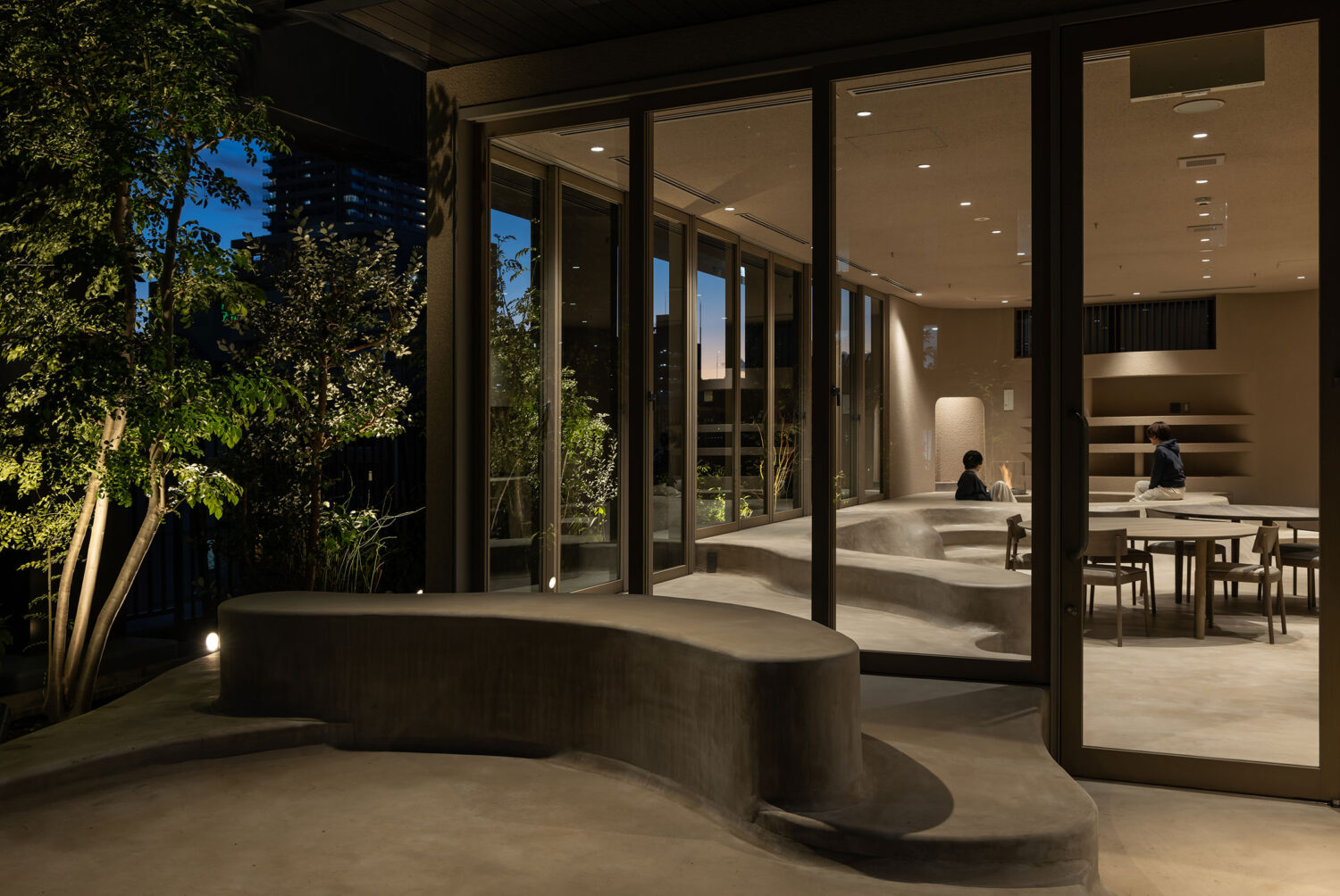 竹中和哉 / 空-KEN design officeによる、大阪市の、多目的スペース「ソソラソウ」。企業ビルの最上階の一角にある交流と発信の場。与件の屋外からのアクセスを活かし、内外も繋げる ...