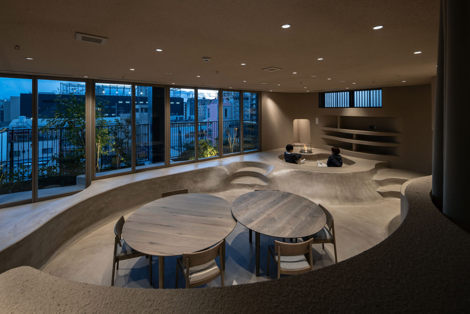 竹中和哉 / 空-KEN design officeによる、大阪市の、多目的スペース「ソソラソウ」。企業ビルの最上階の一角にある交流と発信の場。与件の屋外からのアクセスを活かし、内外も繋げる ...