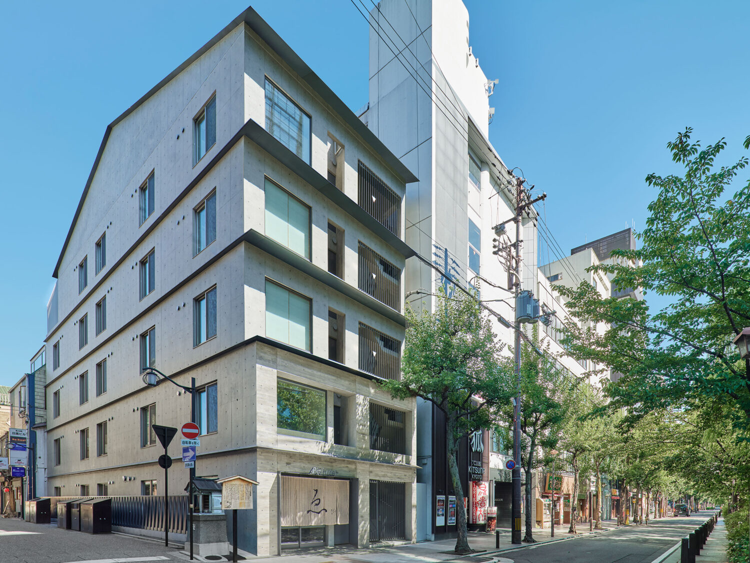 NOIZによる、京都市の宿泊施設「ABiz Hotel」。歴史的風情と現代の賑わいを併せ持つ地域に計画。新旧の性質の共存を求め、伝統建築の要素 ...