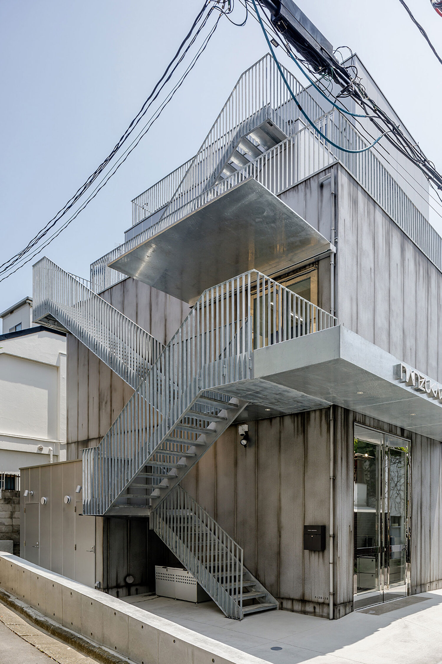 山田優＋小阿瀬直＋大嶋励 / SNARK Inc.による、東京・渋谷区のギャラリー「NANZUKA UNDERGROUND」。実験的な姿勢のアートギャラリーの為に新築で計画。法規制と要望から ...