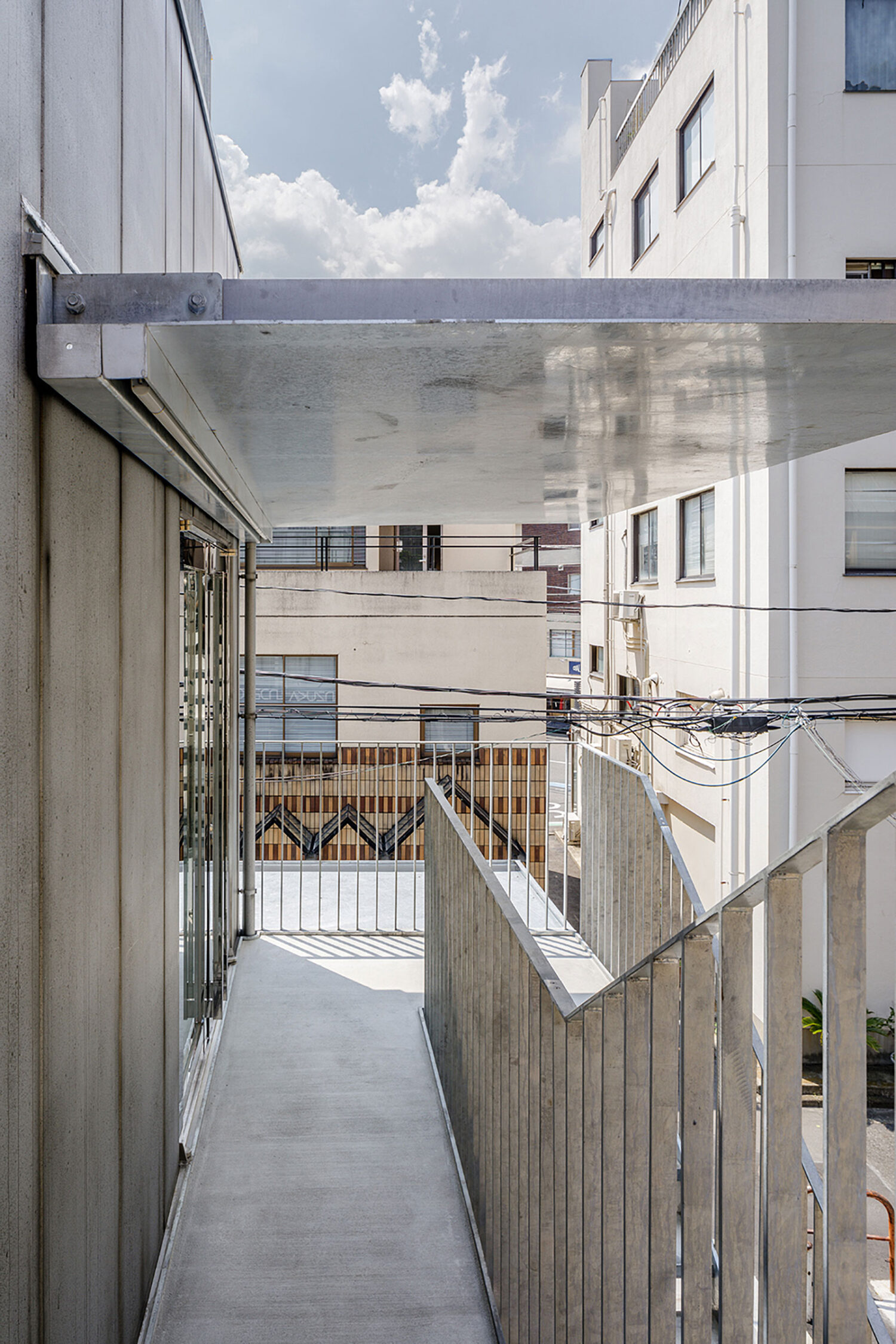 山田優＋小阿瀬直＋大嶋励 / SNARK Inc.による、東京・渋谷区のギャラリー「NANZUKA UNDERGROUND」。実験的な姿勢のアートギャラリーの為に新築で計画。法規制と要望から ...