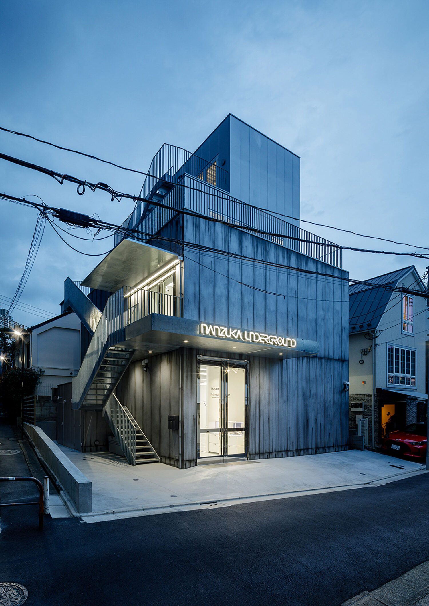 山田優＋小阿瀬直＋大嶋励 / SNARK Inc.による、東京・渋谷区のギャラリー「NANZUKA UNDERGROUND」。実験的な姿勢のアートギャラリーの為に新築で計画。法規制と要望から ...