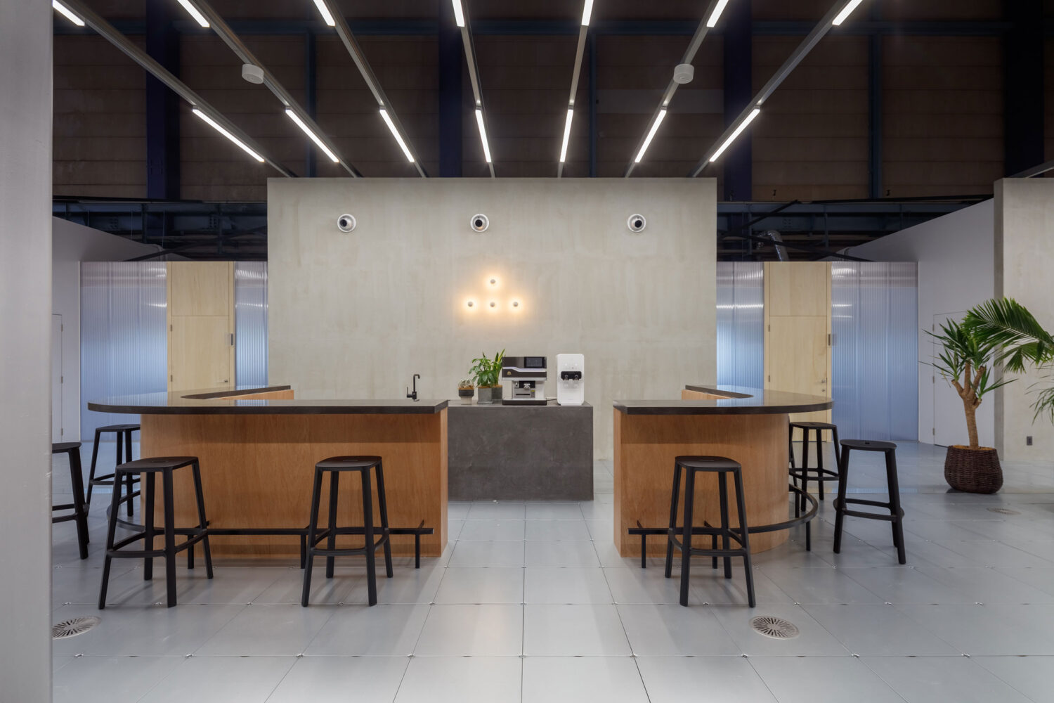 徳山史典＋弓削純平 / UNQUOTEによる、宮城・仙台市のシェアオフィス「STUDIO 080 [extend]」。旧工場の未着手の大空間に ...