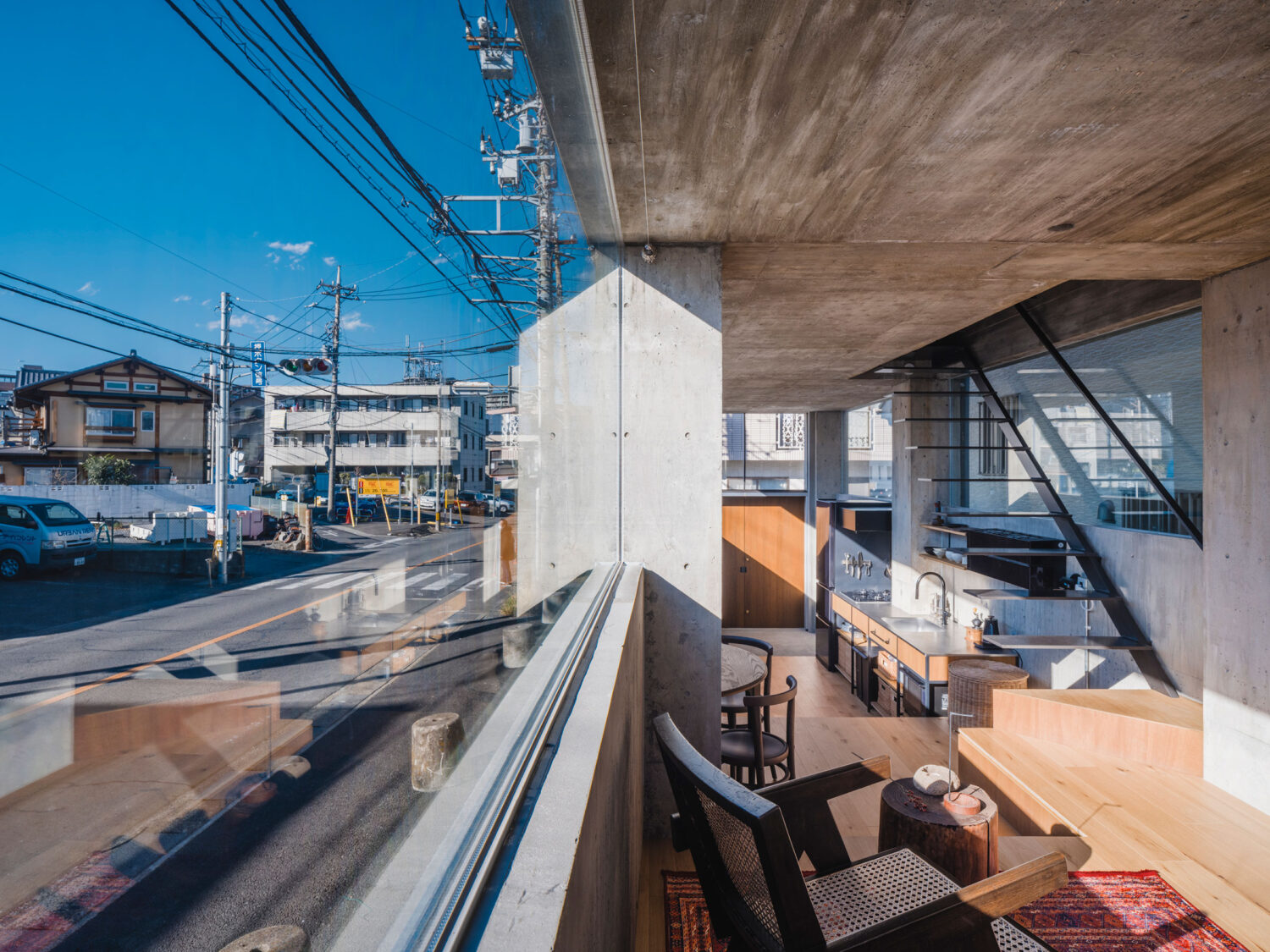 五十嵐理人 / IGArchitectsによる、埼玉の住宅「2700」。3m×16mの細長い角地に計画。柱で“コンクリートの箱”を持ち上げる構成とし、外部環境をダイレクトに取込む“多様に変化 ...