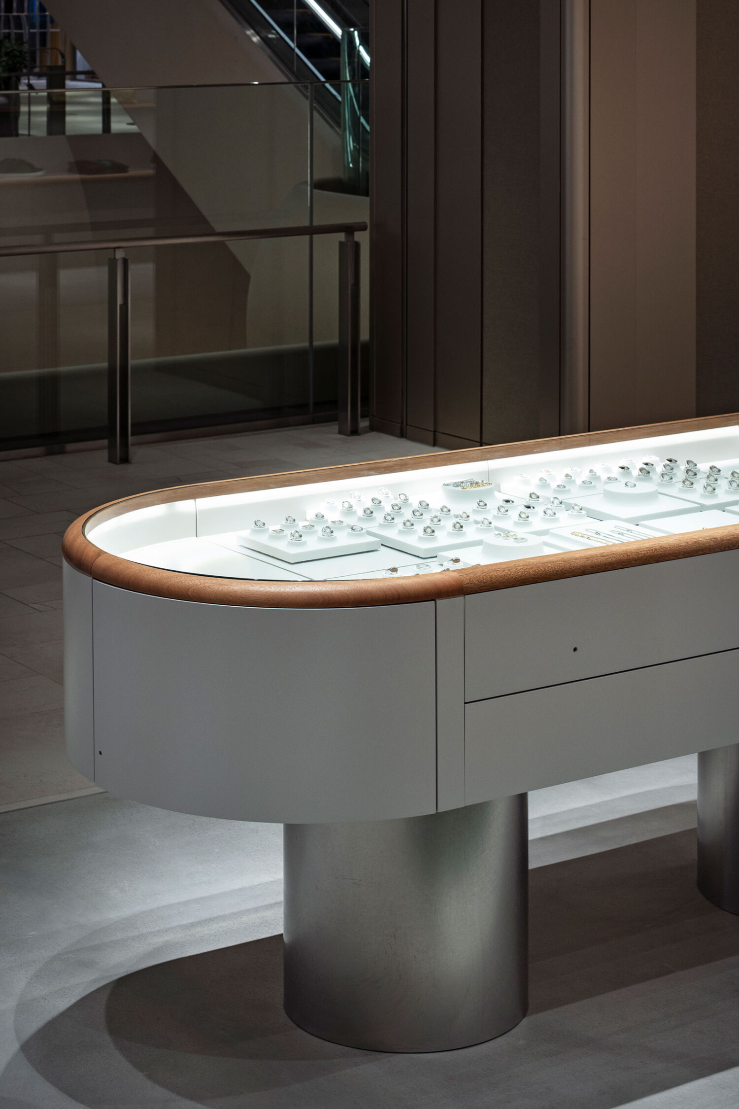 トラフ建築設計事務所による、東京・港区の店舗「CABaN AZABUDAI」。麻布台ヒルズの中の広場を見渡せる角の区画。眼前の風景を活かす為、諸機能をコンパクトにまとめて開口部の前に“大きな ...