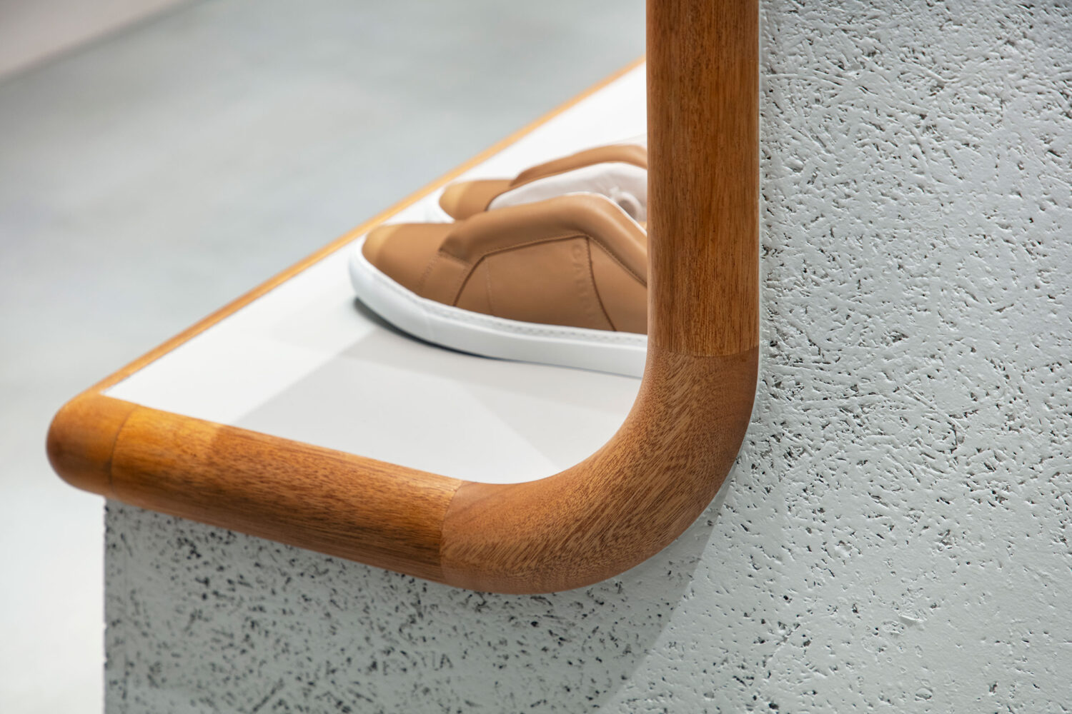 トラフ建築設計事務所による、東京・港区の店舗「CABaN AZABUDAI」。麻布台ヒルズの中の広場を見渡せる角の区画。眼前の風景を活かす為、諸機能をコンパクトにまとめて開口部の前に“大きな ...