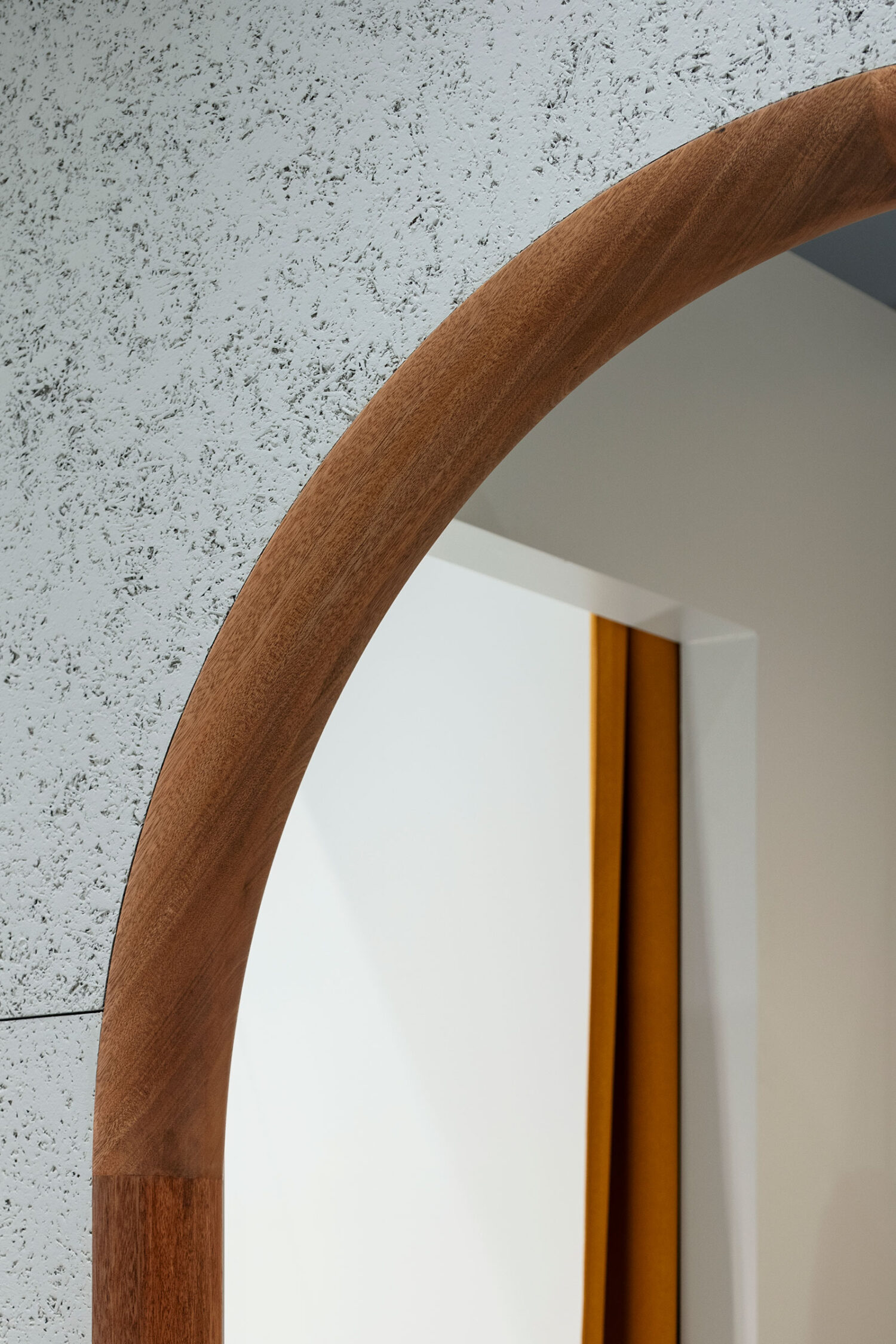 トラフ建築設計事務所による、東京・港区の店舗「CABaN AZABUDAI」。麻布台ヒルズの中の広場を見渡せる角の区画。眼前の風景を活かす為、諸機能をコンパクトにまとめて開口部の前に“大きな ...