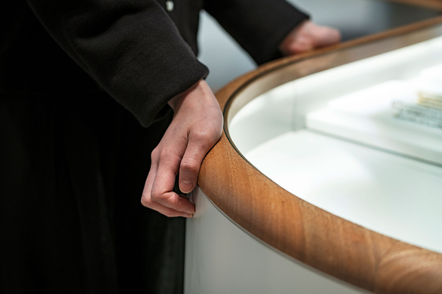 トラフ建築設計事務所による、東京・港区の店舗「CABaN AZABUDAI」。麻布台ヒルズの中の広場を見渡せる角の区画。眼前の風景を活かす為、諸機能をコンパクトにまとめて開口部の前に“大きな ...