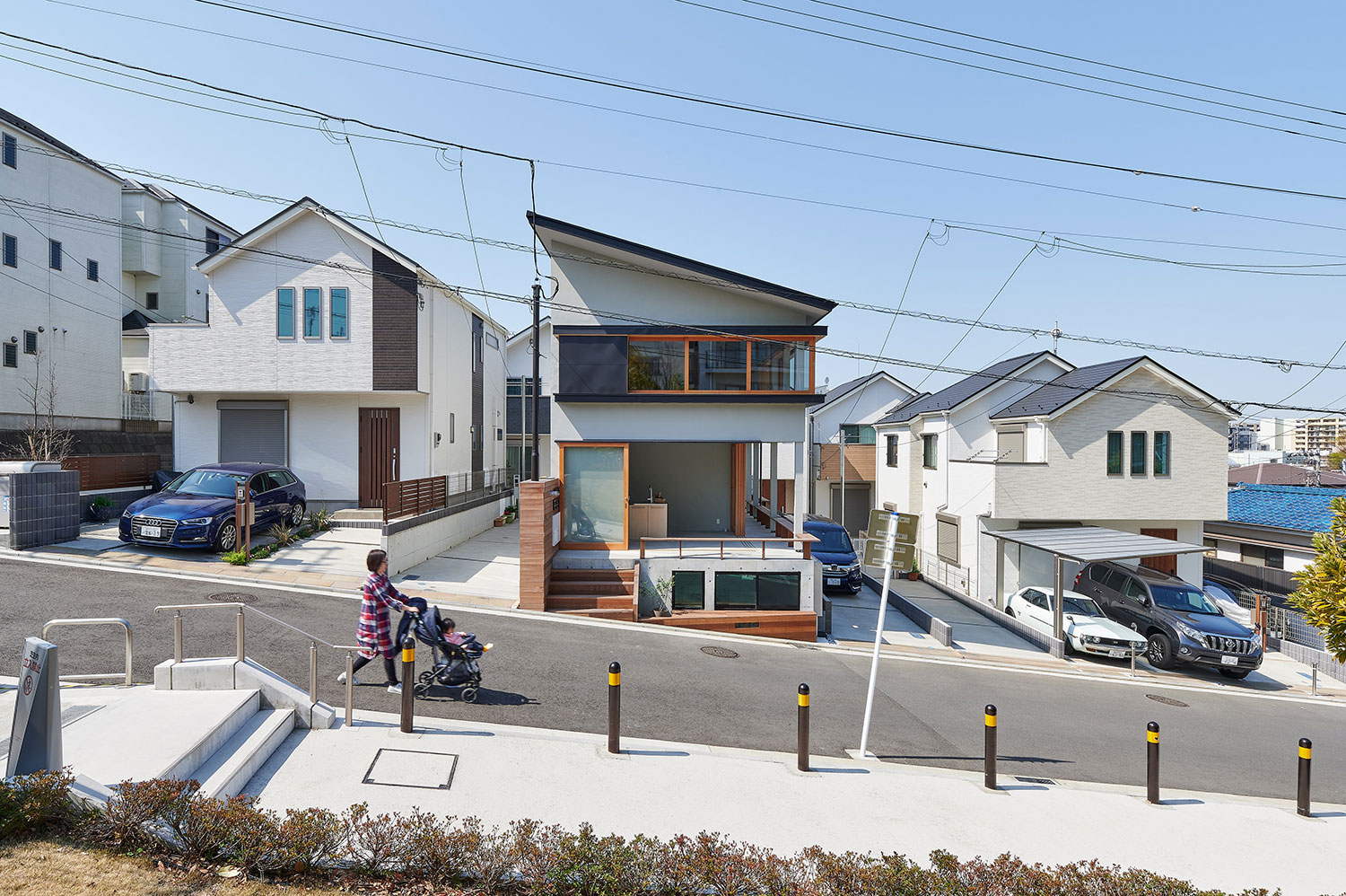 トラフ建築設計事務所による、東京・港区の店舗「CABaN AZABUDAI」。麻布台ヒルズの中の広場を見渡せる角の区画。眼前の風景を活かす為、諸機能をコンパクトにまとめて開口部の前に“大きな ...