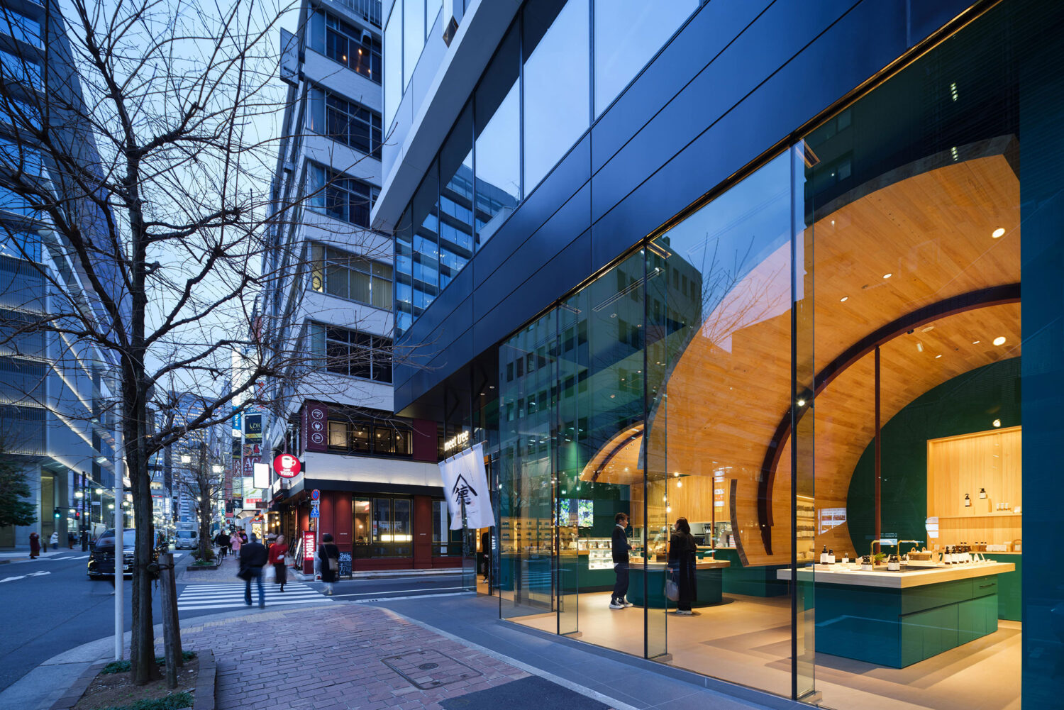 成瀬・猪熊建築設計事務所による、東京・銀座の店舗「meet tree GINZA」。木材会社が手掛けるスイーツとコスメの店。天井高のある既存区画を活かし、ヒノキの材木を用いた“巨大なヴォールト ...