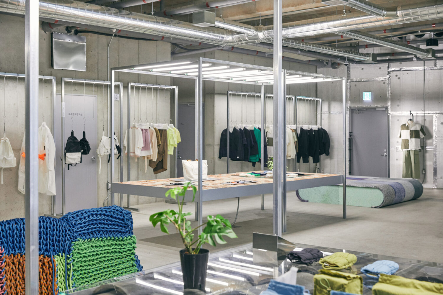 長坂常 / スキーマ建築計画による、韓国・ソウルの店舗「RE;CODE CHEONGDAM FLAGSHIPSTORE」。アップサイクルで製品を作るブランドの旗艦店。アトリエも備えた“資源の ...