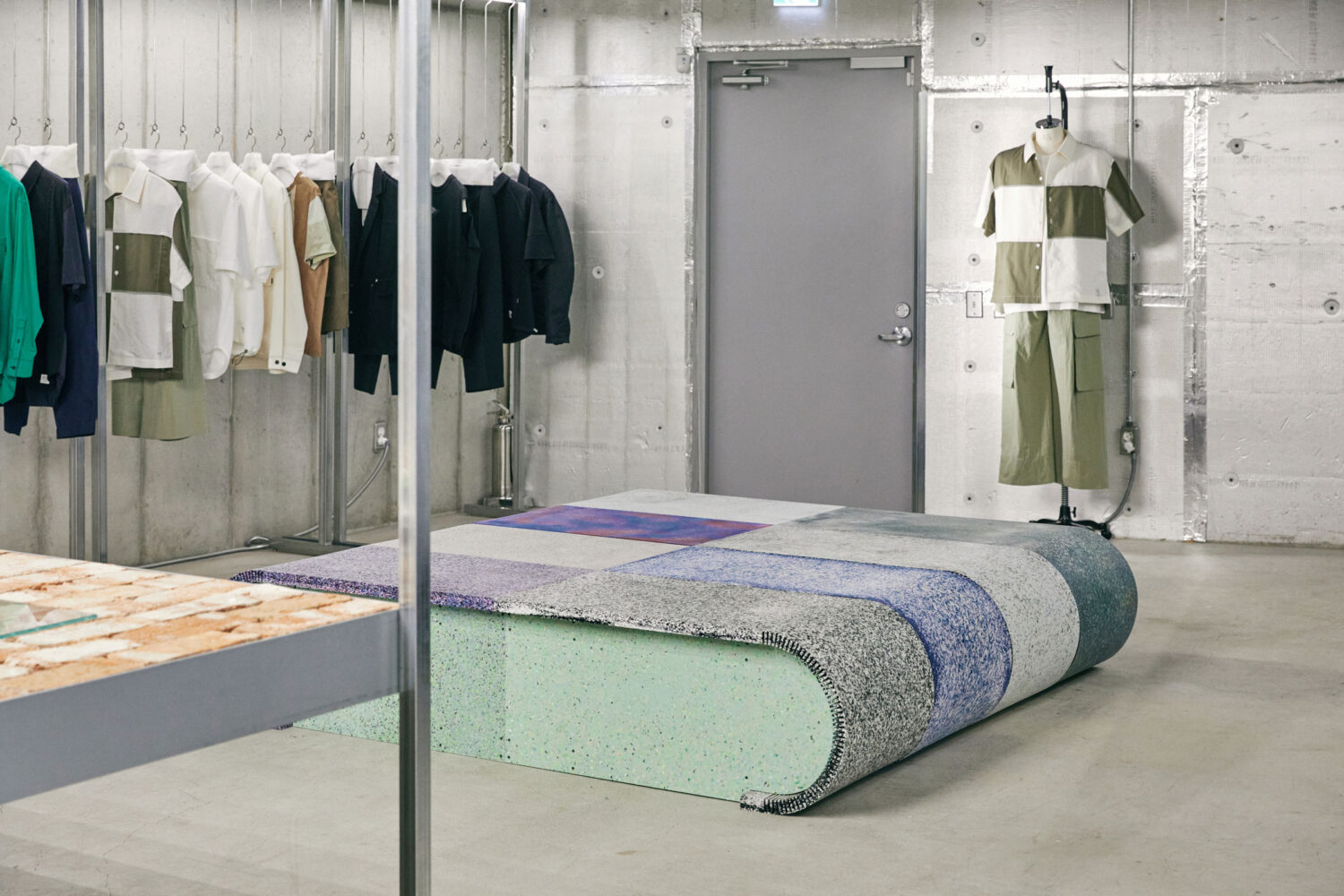 長坂常 / スキーマ建築計画による、韓国・ソウルの店舗「RE;CODE CHEONGDAM FLAGSHIPSTORE」。アップサイクルで製品を作るブランドの旗艦店。アトリエも備えた“資源の ...