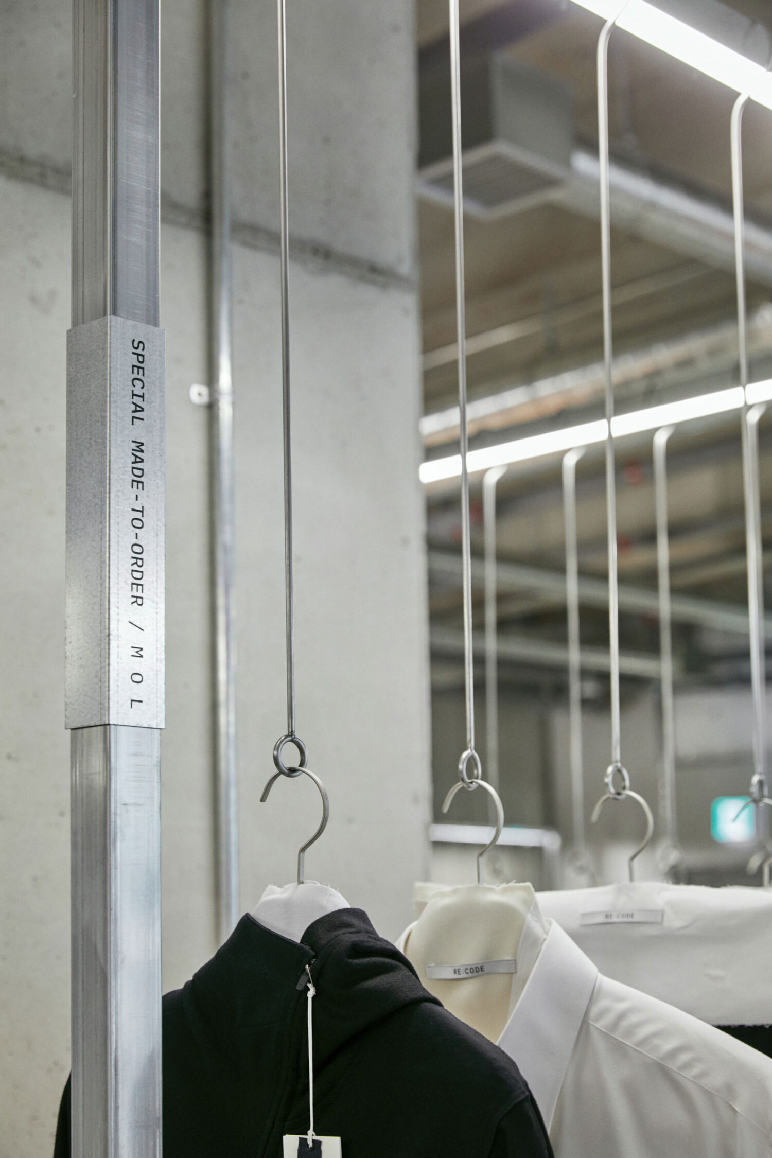 長坂常 / スキーマ建築計画による、韓国・ソウルの店舗「RE;CODE CHEONGDAM FLAGSHIPSTORE」。アップサイクルで製品を作るブランドの旗艦店。アトリエも備えた“資源の ...