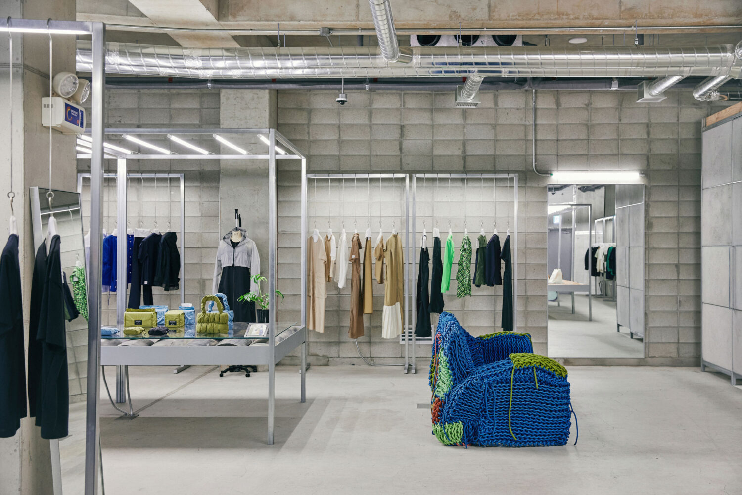 長坂常 / スキーマ建築計画による、韓国・ソウルの店舗「RE;CODE CHEONGDAM FLAGSHIPSTORE」。アップサイクルで製品を作るブランドの旗艦店。アトリエも備えた“資源の ...