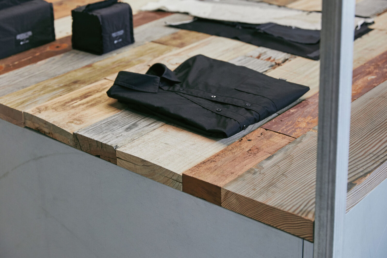 長坂常 / スキーマ建築計画による、韓国・ソウルの店舗「RE;CODE CHEONGDAM FLAGSHIPSTORE」。アップサイクルで製品を作るブランドの旗艦店。アトリエも備えた“資源の ...