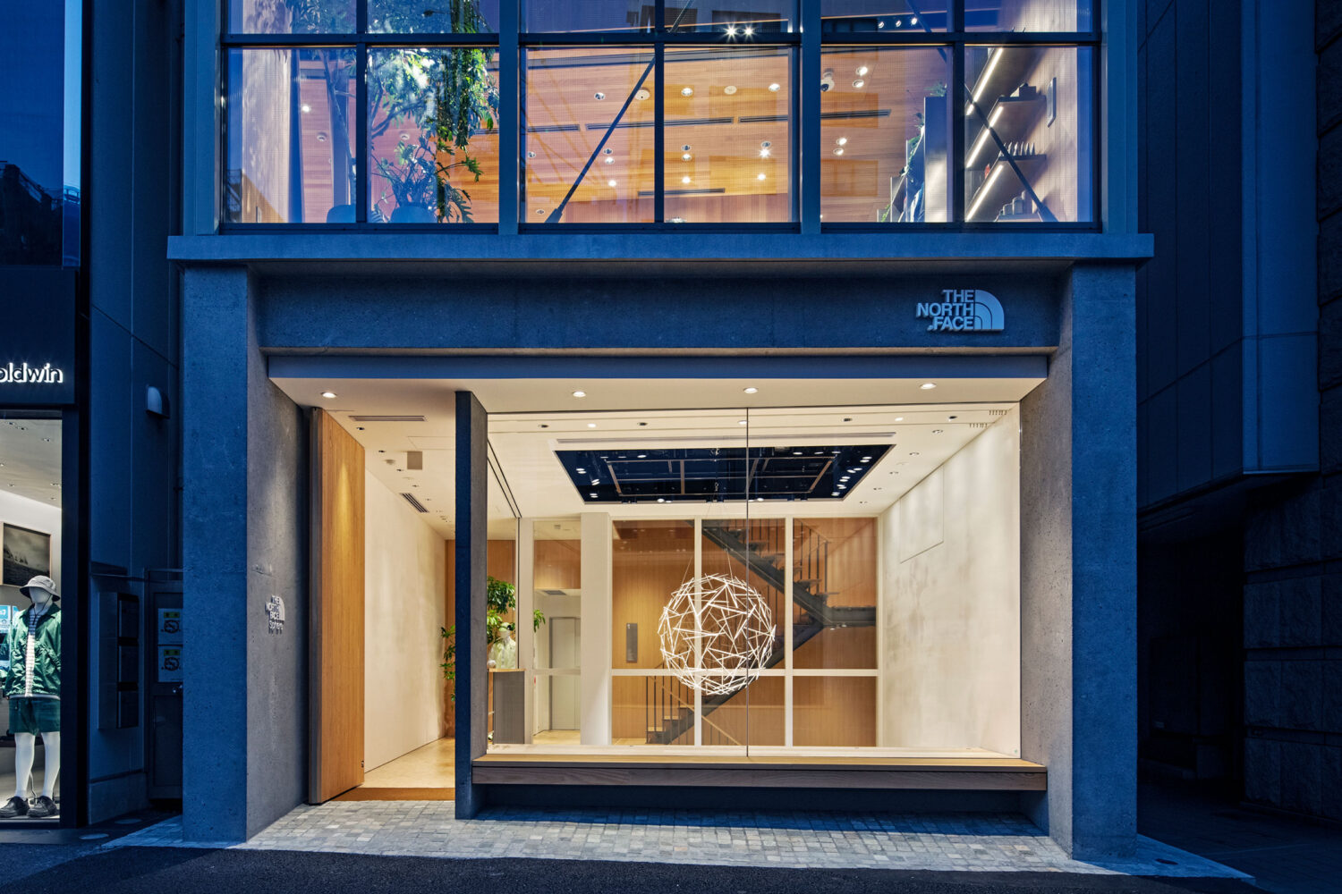 橋村雄一 / Studio Hashimuraによる、東京・渋谷区の「ゴールドウイン原宿ビル」。明治通り沿いの敷地。ブランドの“機能的なミニマリズムの精神”の表現を求め、近代的なビルの原型の様 ...