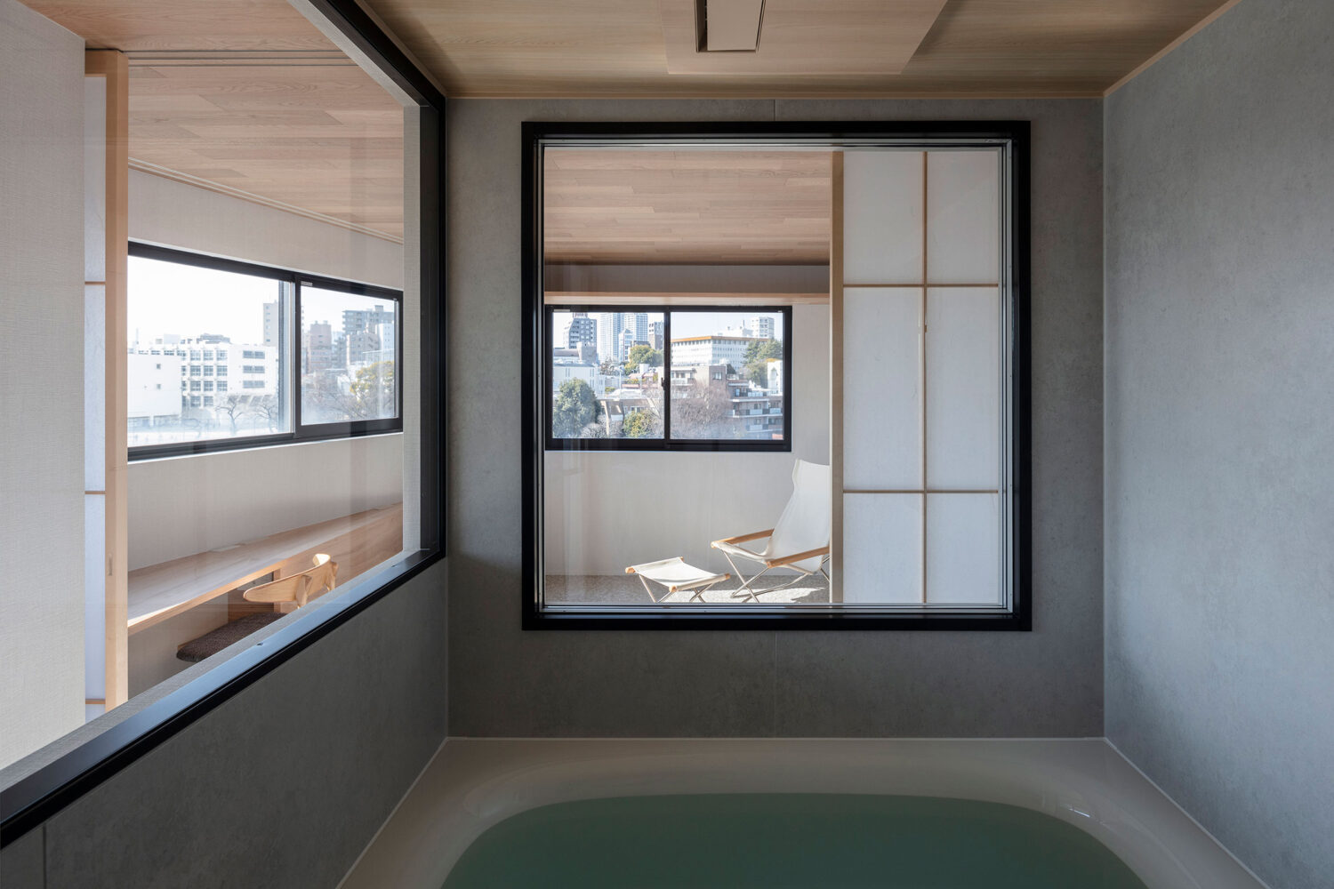 茂木哲 / nagomによる、東京・港区の住戸改修「ジャパンディスタイルの家」。外国の方の賃貸入居を想定した計画。“日本らしさ”も備えた住まいを目指し、日本建築の“天井面で空間の格式を示す ...