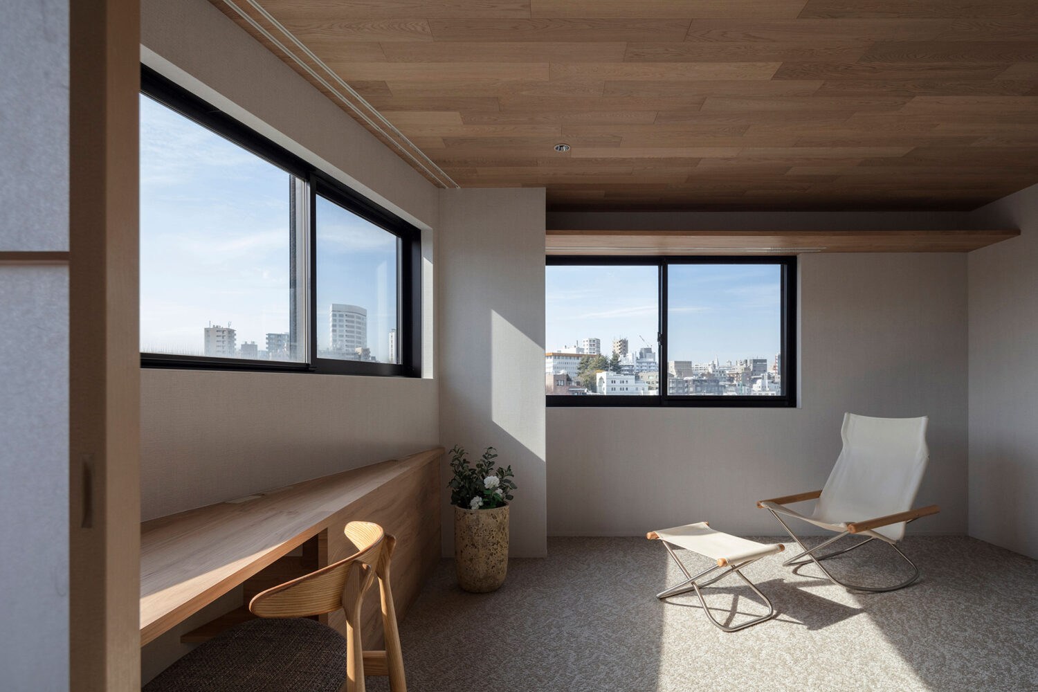 茂木哲 / nagomによる、東京・港区の住戸改修「ジャパンディスタイルの家」。外国の方の賃貸入居を想定した計画。“日本らしさ”も備えた住まいを目指し、日本建築の“天井面で空間の格式を示す ...