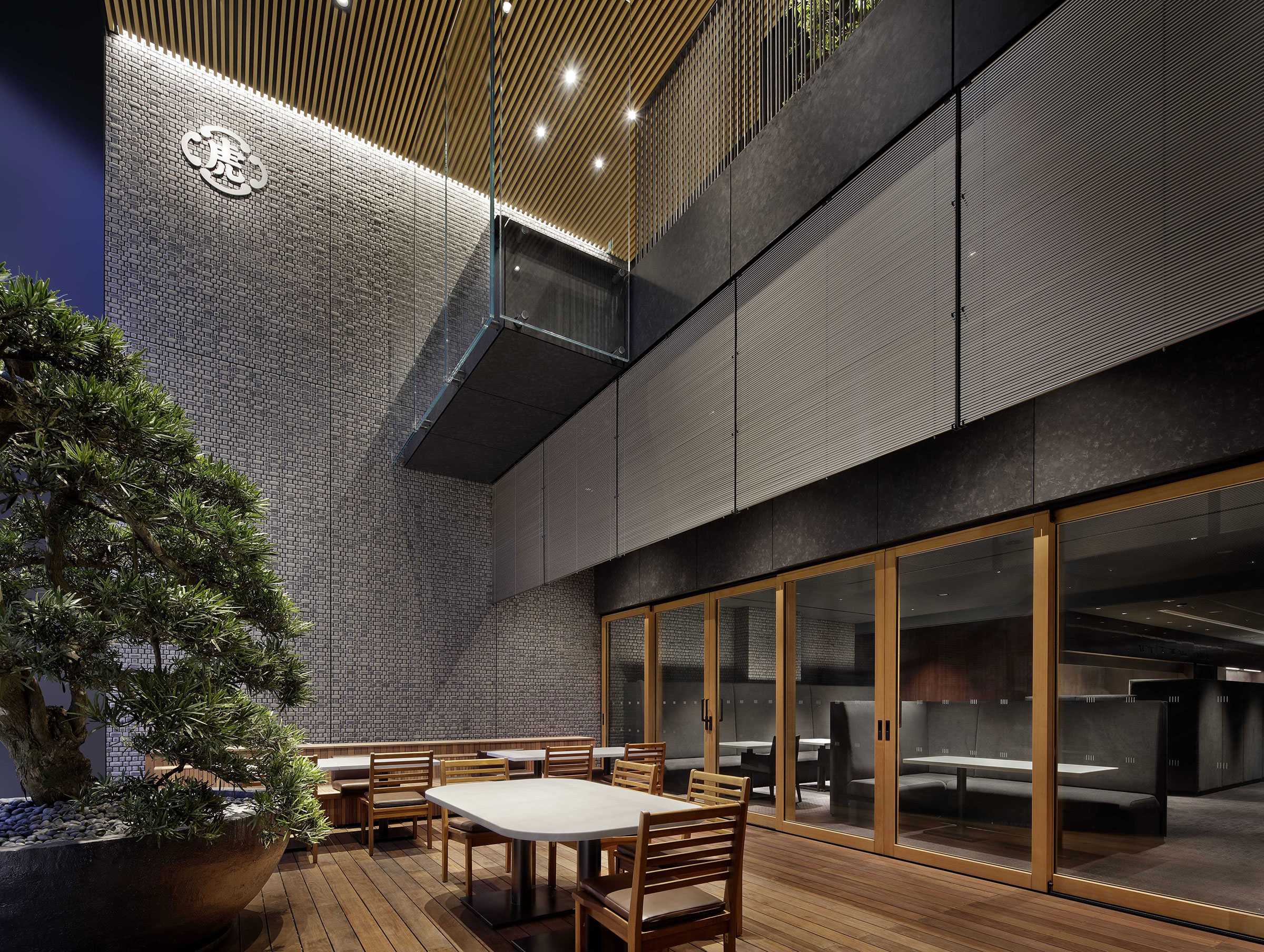 内藤廣建築設計事務所が内装設計を手掛けた、東京・銀座の店舗「TORAYA GINZA」がオープン。吹抜テラスを特徴とし、壁は瓦タイルを用いて空間の音にもこだわる ...