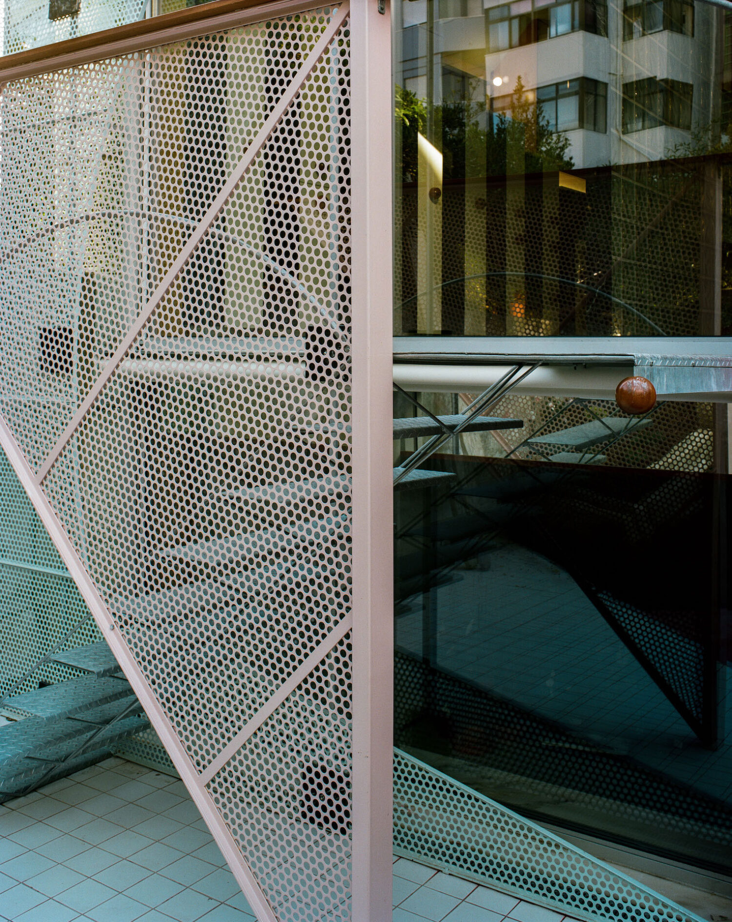 ファラによる、ポルトガル・ポルトの「waves of glass and clouds of metal」。建物の店舗部分を住戸に改修する計画 ...