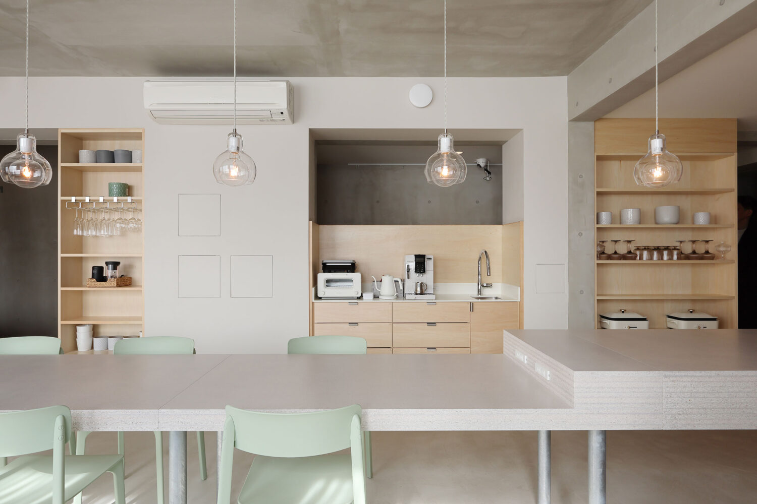 HUNE Architectsが共用部の内装設計を手掛けた、東京・北区の集合住宅「HAUN TABATA」。居住と作業空間を併せ持つ“コ ...