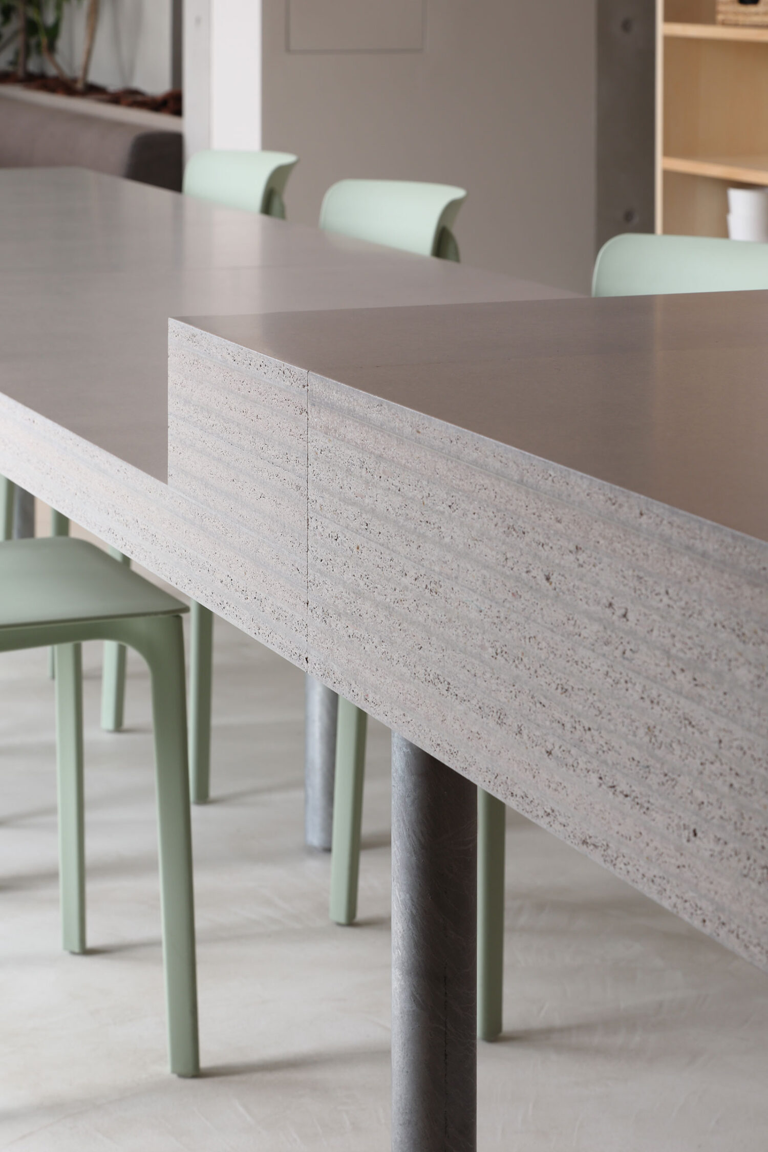 HUNE Architectsが共用部の内装設計を手掛けた、東京・北区の集合住宅「HAUN TABATA」。居住と作業空間を併せ持つ“コ ...