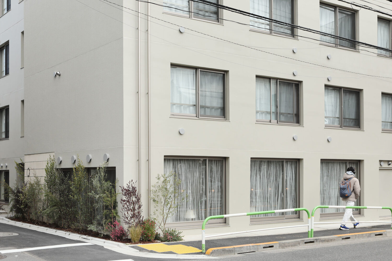 HUNE Architectsが共用部の内装設計を手掛けた、東京・北区の集合住宅「HAUN TABATA」。居住と作業空間を併せ持つ“コ ...