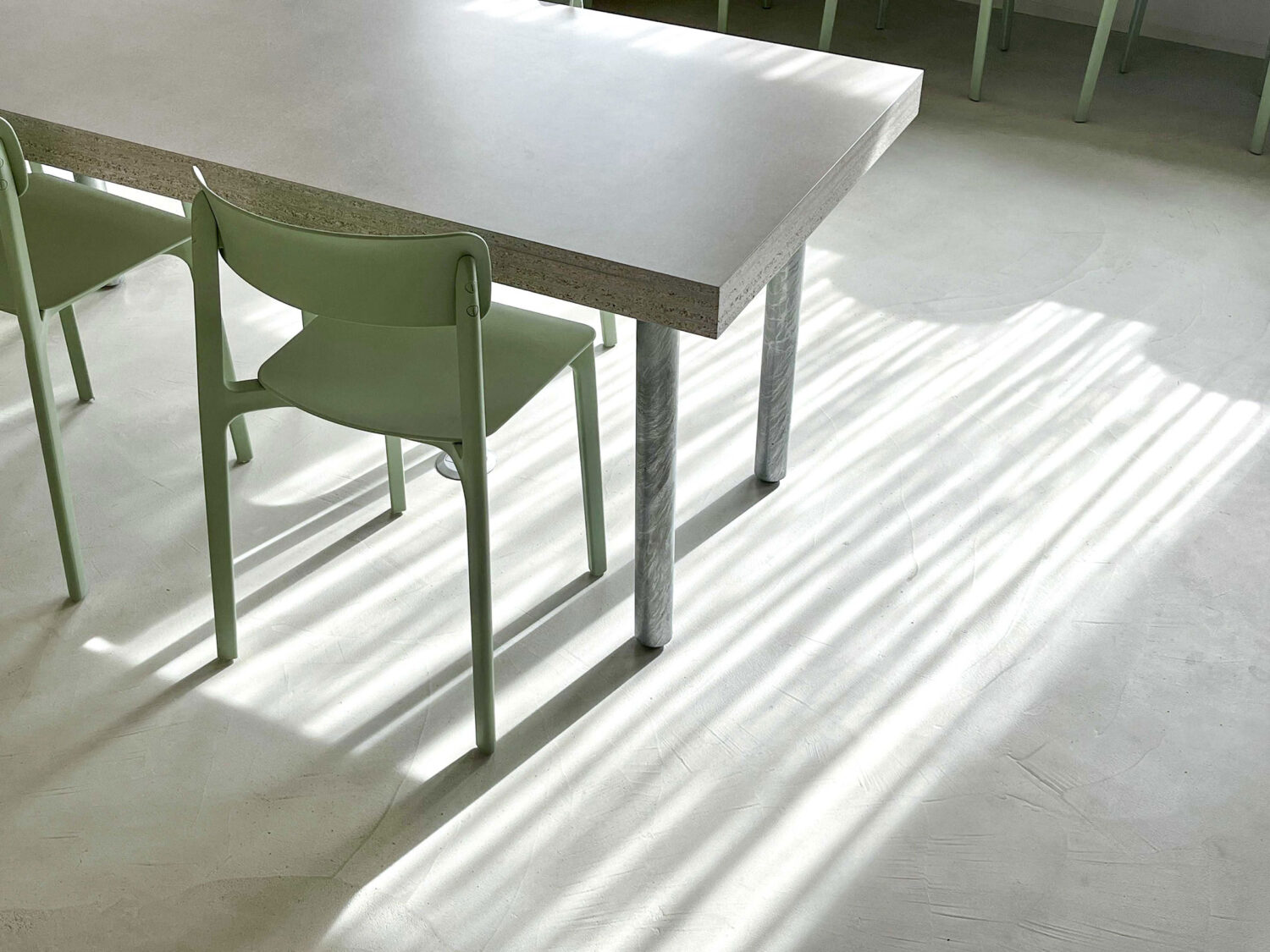 HUNE Architectsが共用部の内装設計を手掛けた、東京・北区の集合住宅「HAUN TABATA」。居住と作業空間を併せ持つ“コ ...