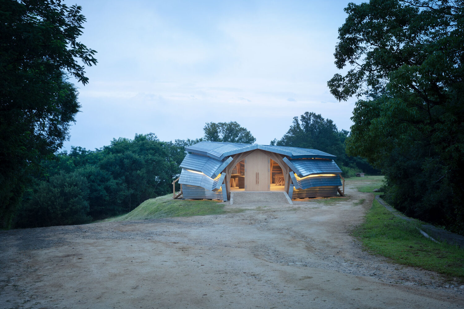 VUILDによる、香川の「小豆島 The GATE LOUNGE」。オリーヴを用いた商品の購入や体験ができる施設。木造建築の“新しい建造の在り方”の提案として、島内の木材を資源として活かす ...