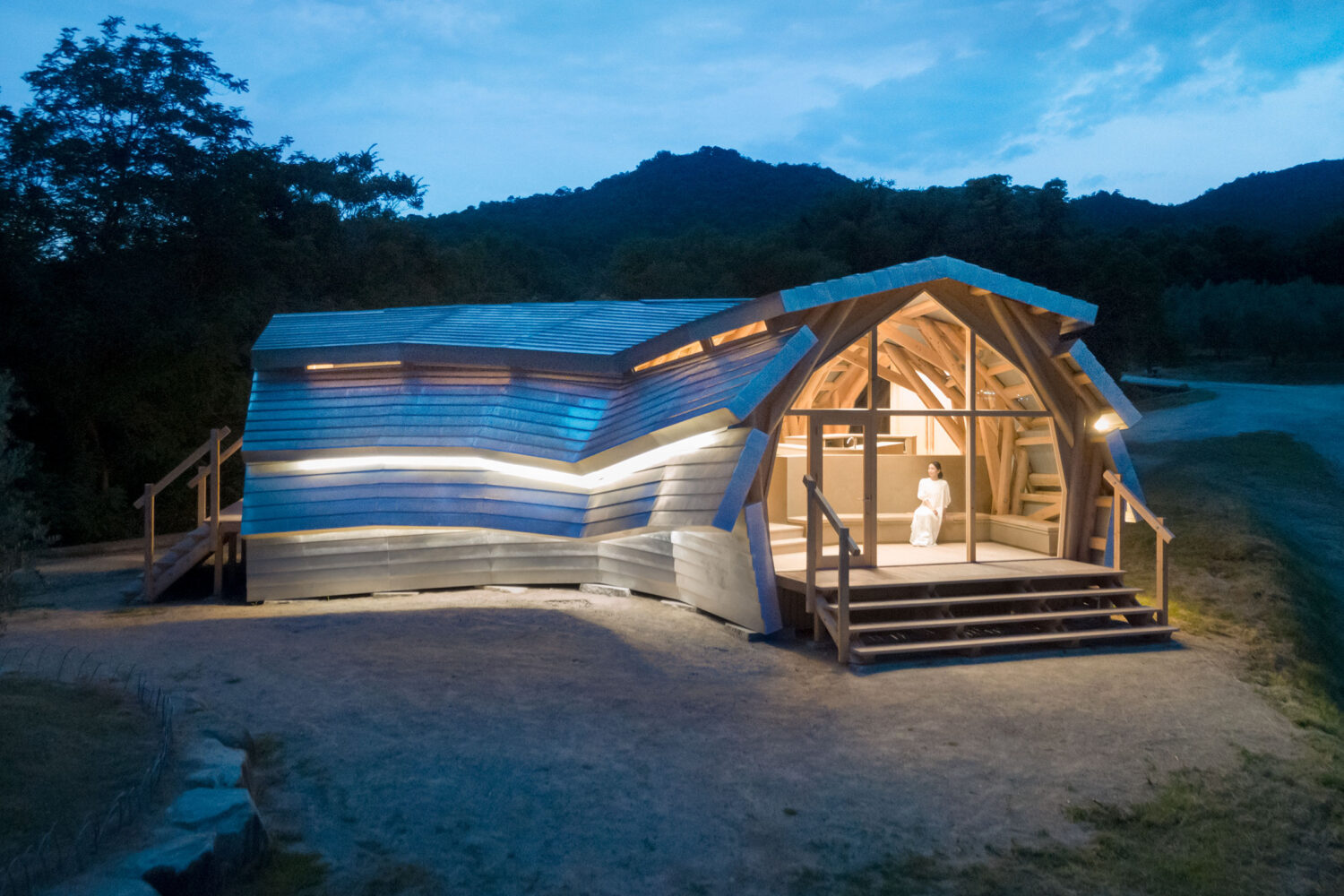 VUILDによる、香川の「小豆島 The GATE LOUNGE」。オリーヴを用いた商品の購入や体験ができる施設。木造建築の“新しい建造の在り方”の提案として、島内の木材を資源として活かす ...