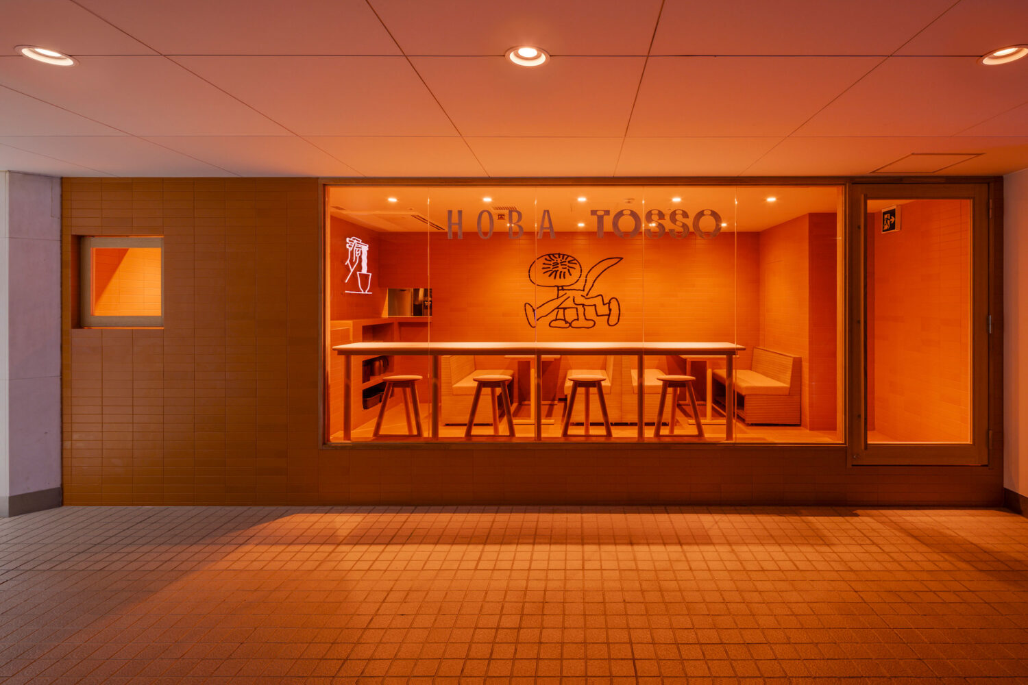 山田優＋小阿瀬直＋大嶋励 / SNARK Inc.による、東京・港区の店舗「HOBA / TOSSO / OSCAR WILDE」。カレー・ビストロ・ドーナツの3店を一区画に集約した店舗。二面 ...