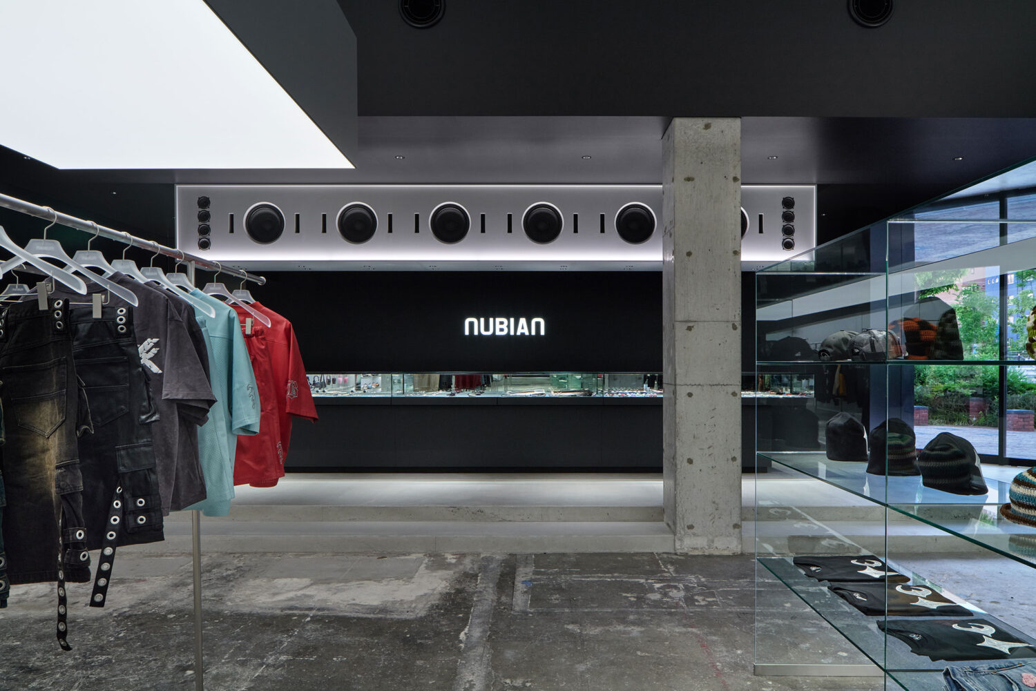 トラフ建築設計事務所による、大阪市の店舗「NUBIAN OSAKA」。延床約340㎡の衣料品のセレクトショップ。服の個性を“映えさせる”在り方を目指し、気積を活かして“ダイナミックでミニマル ...