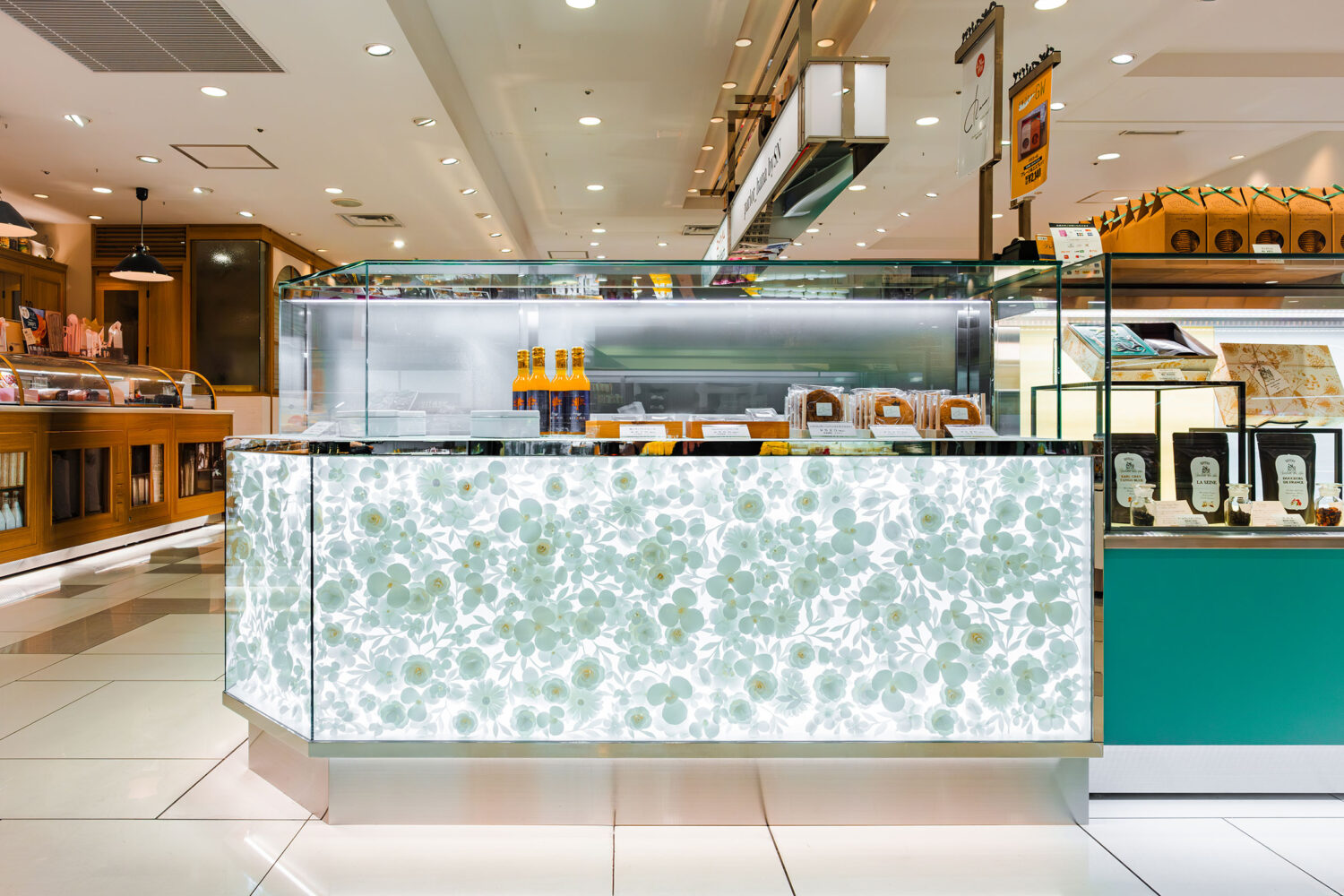 吉田昌弘 / KAMITOPENによる、大阪市の店舗「parlor_hana bySN 大丸梅田店」。有機栽培の果物等を使うスイーツの店。サステイナブルとブランドイメージの両立を求め、生花では ...