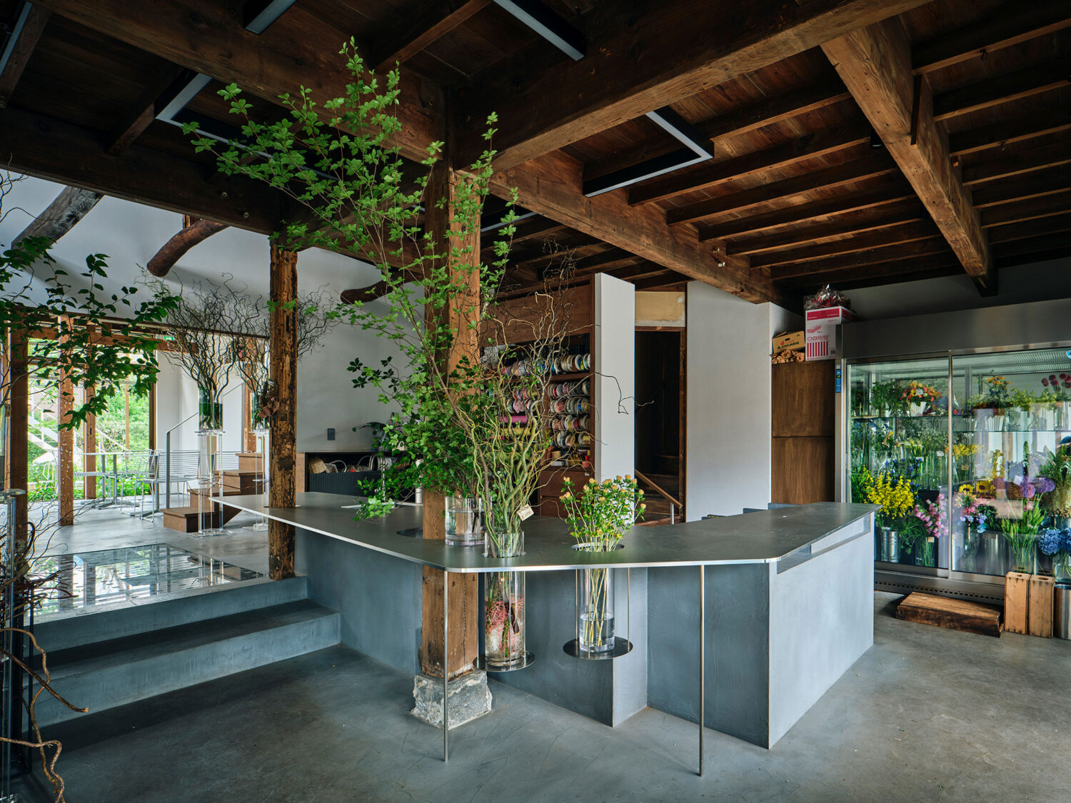 高野洋平＋森田祥子 / MARU。architectureによる、東京・台東区の店舗「花重リノベーション」。歴史ある花店を改修した文化的拠点。文化を未来に繋ぐ為の“動的な保存”として、“核と ...