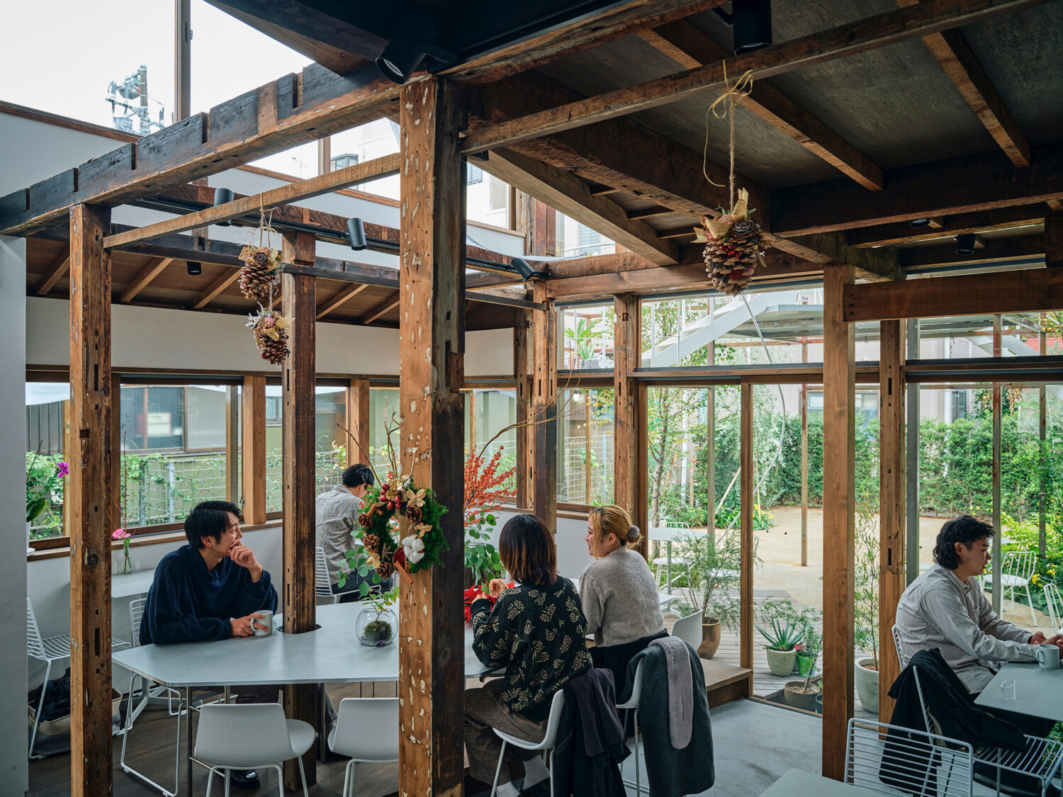 高野洋平＋森田祥子 / MARU。architectureによる、東京・台東区の店舗「花重リノベーション」。歴史ある花店を改修した文化的拠点。文化を未来に繋ぐ為の“動的な保存”として、“核と ...