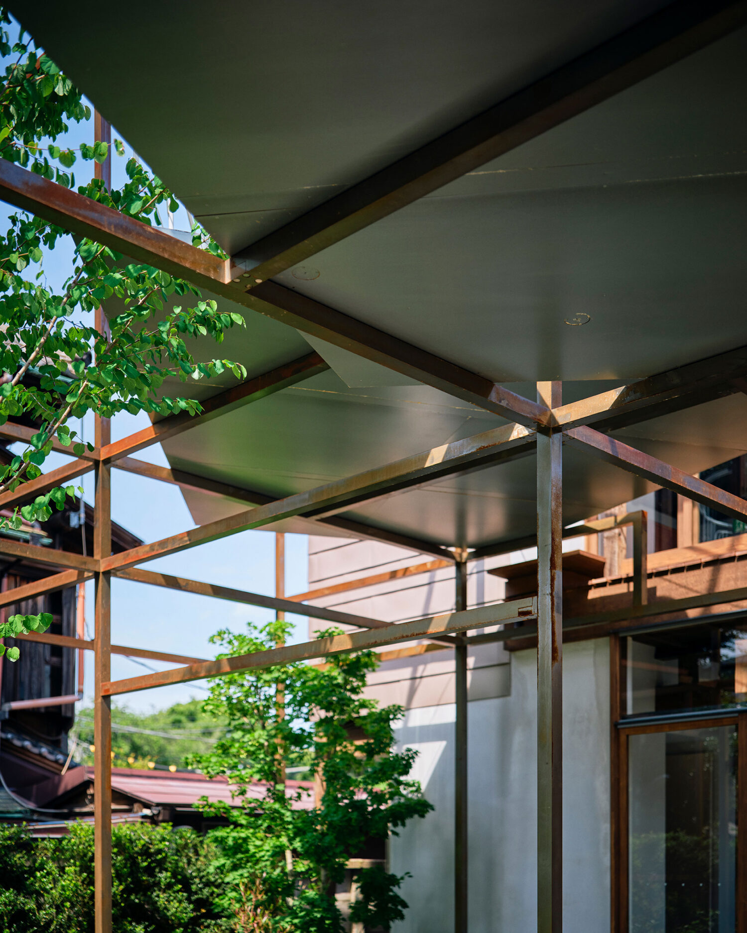 高野洋平＋森田祥子 / MARU。architectureによる、東京・台東区の店舗「花重リノベーション」。歴史ある花店を改修した文化的拠点。文化を未来に繋ぐ為の“動的な保存”として、“核と ...