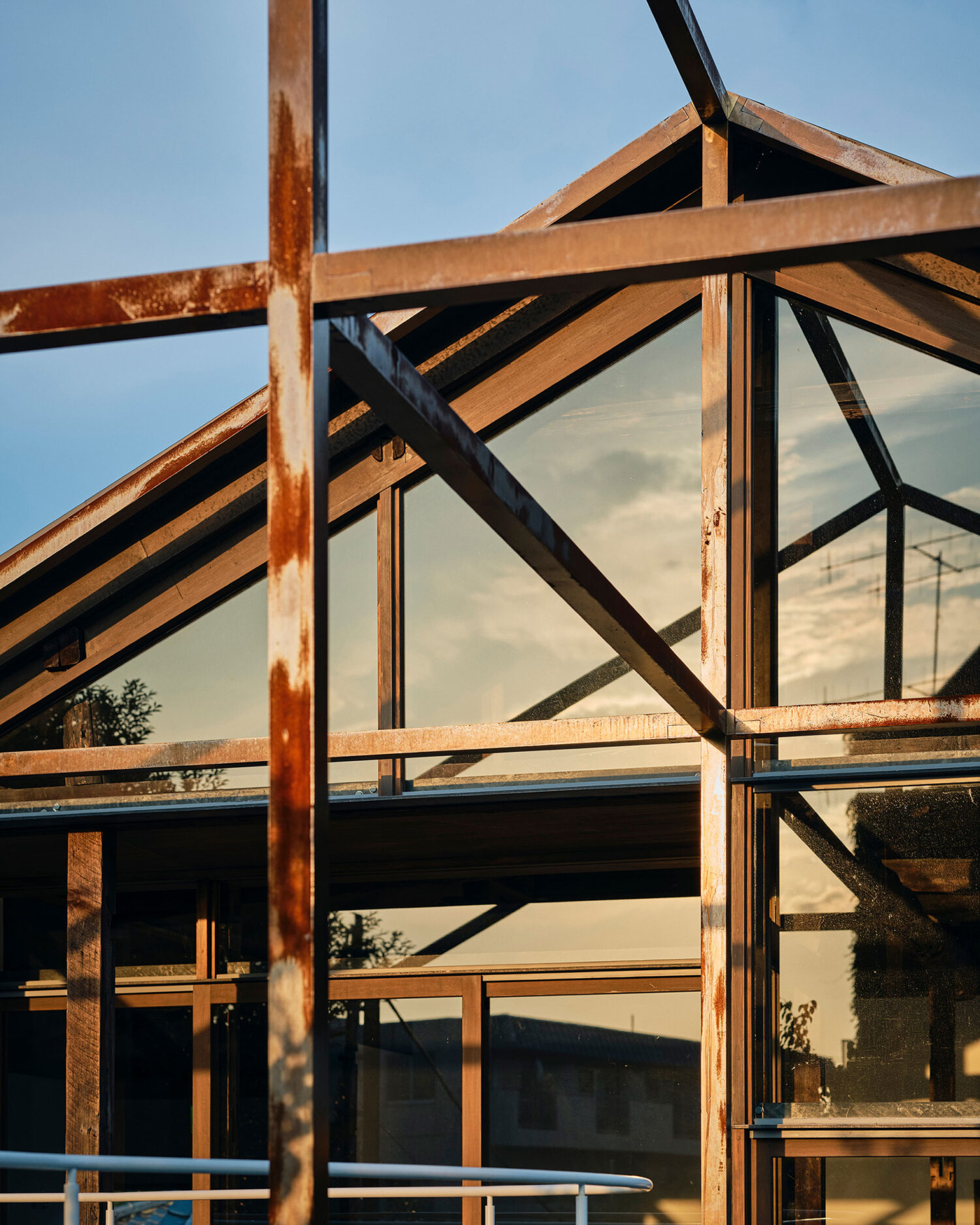 高野洋平＋森田祥子 / MARU。architectureによる、東京・台東区の店舗「花重リノベーション」。歴史ある花店を改修した文化的拠点。文化を未来に繋ぐ為の“動的な保存”として、“核と ...