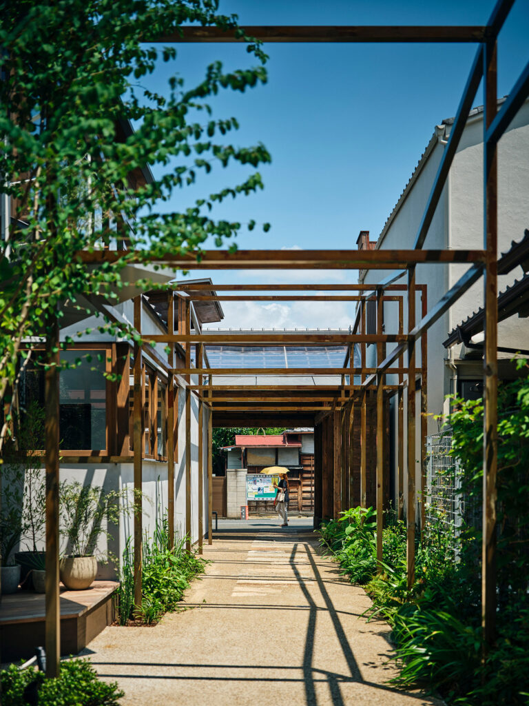 高野洋平＋森田祥子 / MARU。architectureによる、東京・台東区の店舗「花重リノベーション」。歴史ある花店を改修した文化的拠点。文化を未来に繋ぐ為の“動的な保存”として、“核と ...