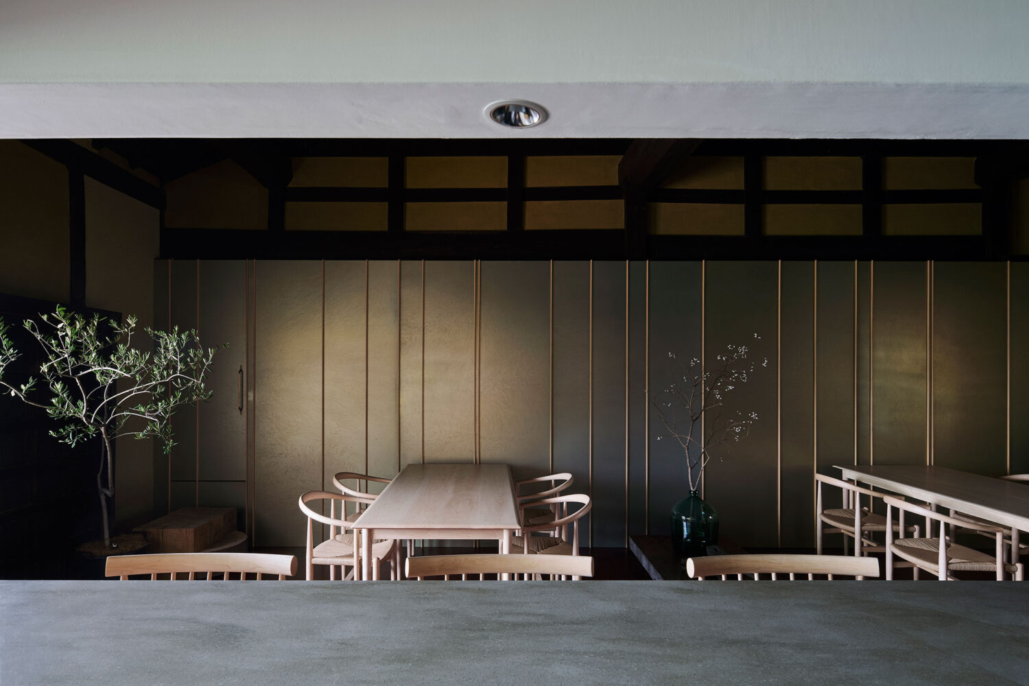 今津康夫 / ninkipen!による、大阪・羽曳野市の飲食店「viteraska」。歴史ある街道沿いの古民家を改修。“現代的な料理”を提供する店舗の為に、“過去と現在をチューニング”する空間 ...