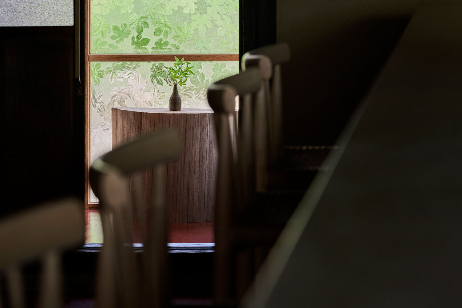 今津康夫 / ninkipen!による、大阪・羽曳野市の飲食店「viteraska」。歴史ある街道沿いの古民家を改修。“現代的な料理”を提供する店舗の為に、“過去と現在をチューニング”する空間 ...