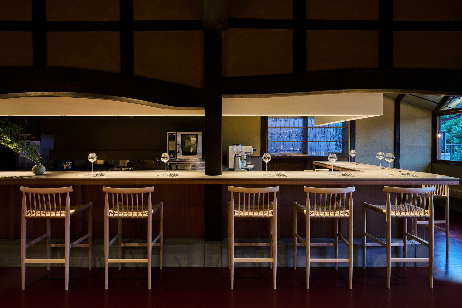 今津康夫 / ninkipen!による、大阪・羽曳野市の飲食店「viteraska」。歴史ある街道沿いの古民家を改修。“現代的な料理”を提供する店舗の為に、“過去と現在をチューニング”する空間 ...