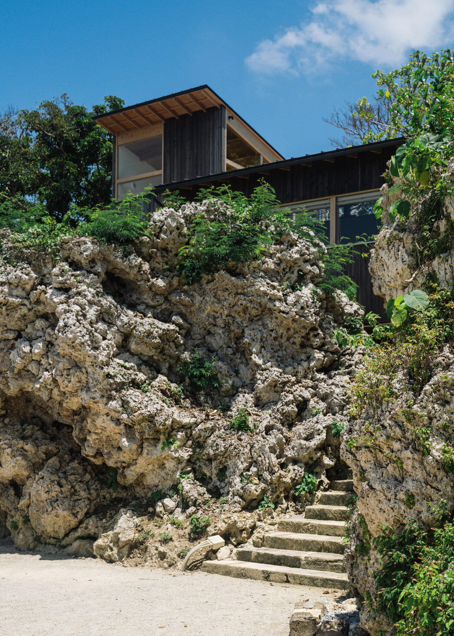 岡山泰士＋森田修平＋仲本兼一郎 / STUDIO MONAKAによる、沖縄・南城市の「さちばるビレッジ」。海に程近い森の中の敷地。“用途を決めたくない”と言う施主の為に、“形態は機能に従う”と ...