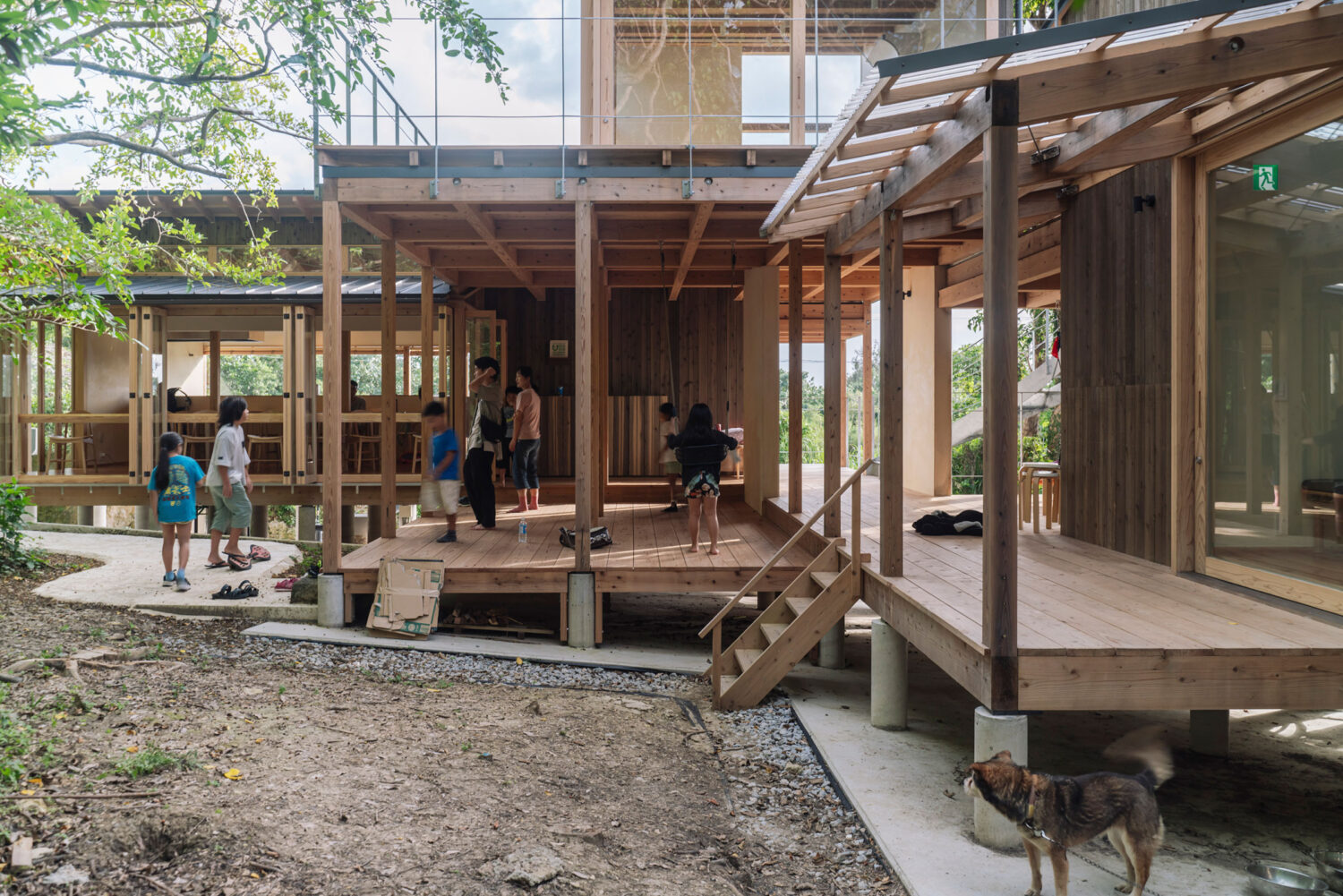 岡山泰士＋森田修平＋仲本兼一郎 / STUDIO MONAKAによる、沖縄・南城市の「さちばるビレッジ」。海に程近い森の中の敷地。“用途を決めたくない”と言う施主の為に、“形態は機能に従う”と ...