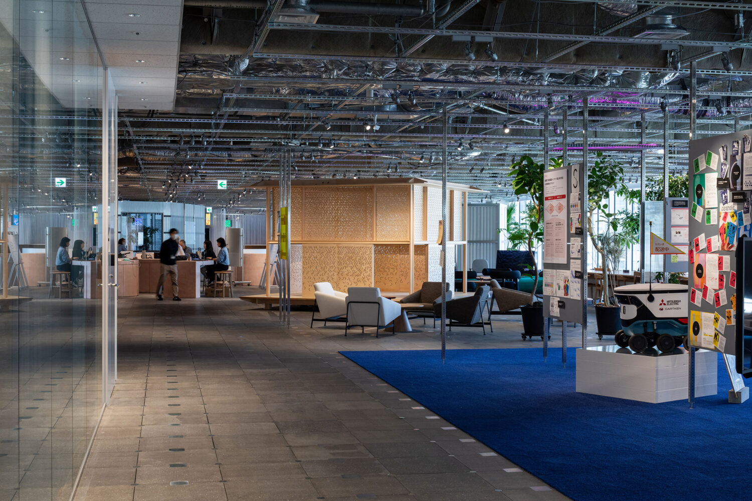 VUILDによる、神奈川・横浜市の「Serendie Street Yokohama茶室」。多様な人々が集まる“共創空間”の中に計画。場所を象徴する単語の頭文字“S”をモチーフとして、密度が ...