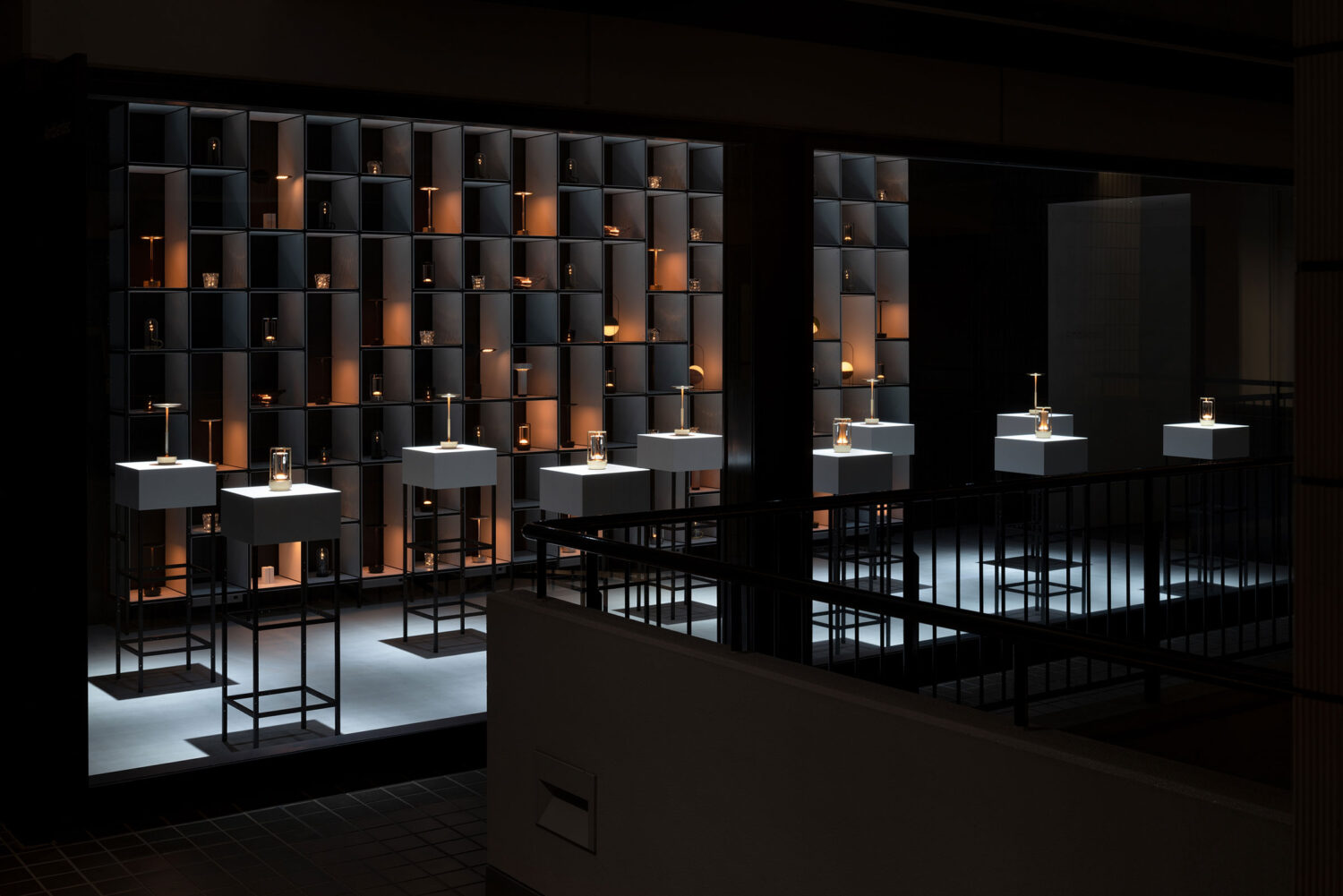 ODS / 鬼木孝一郎による、東京・六本木の「Ambientec Gallery Tokyo」。ポータブル照明器具ブランドの直営ギャラリー。独自の“モジュール什器”を使用し、壁・天井・フレーム ...