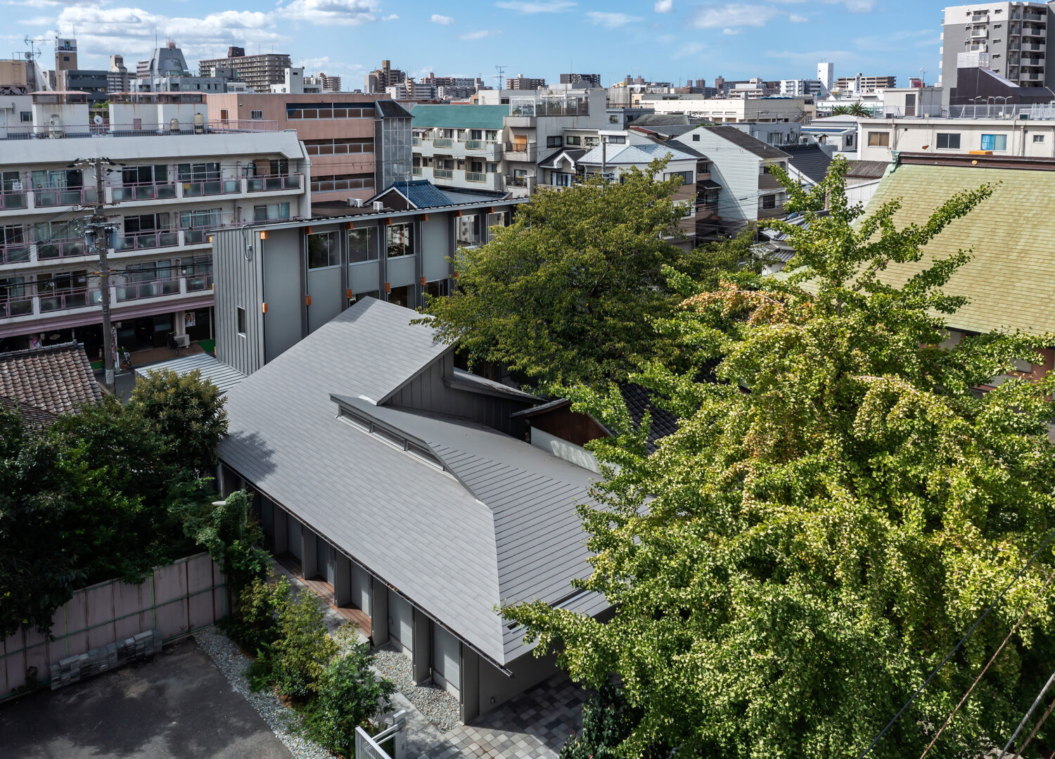 蘆田暢人と川上聡による、大阪市の「長源寺の庫裡」。親と子の二世帯が暮らす住まい。法規や住替えの与件に対し、庭を囲む様に平屋の親世帯と三階建の子 ...