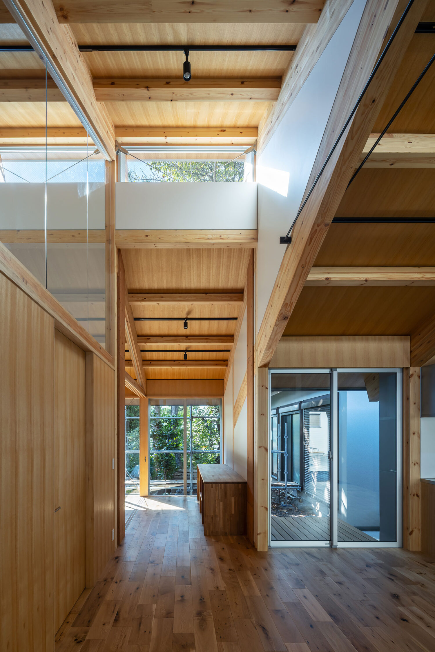 蘆田暢人と川上聡による、大阪市の「長源寺の庫裡」。親と子の二世帯が暮らす住まい。法規や住替えの与件に対し、庭を囲む様に平屋の親世帯と三階建の子 ...